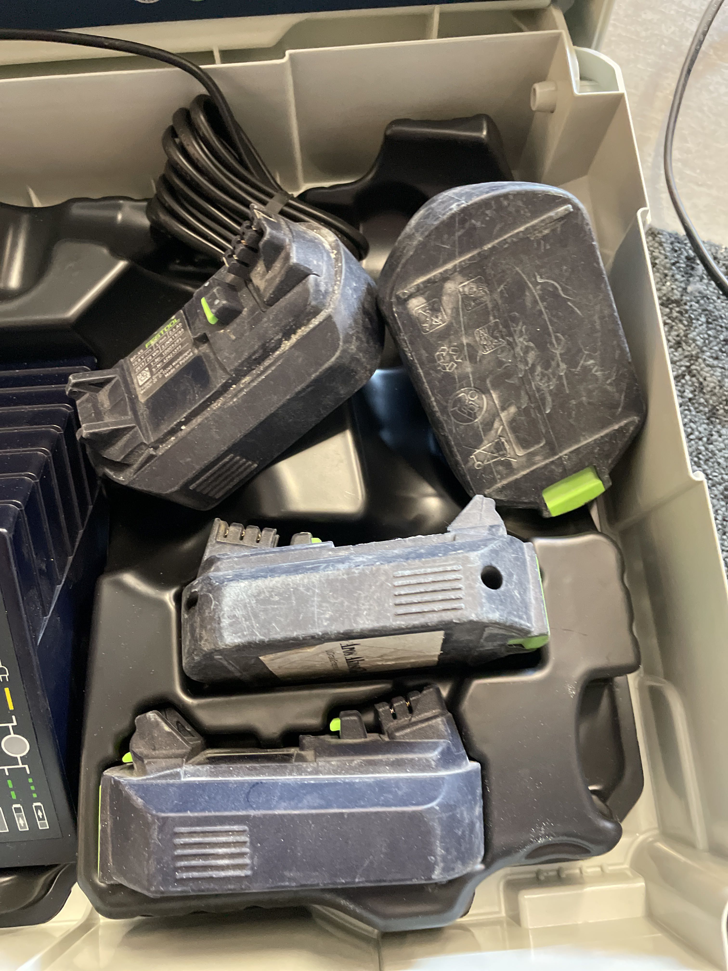 Festool sänksåg med linjaler och diverse laddare och batterier ...