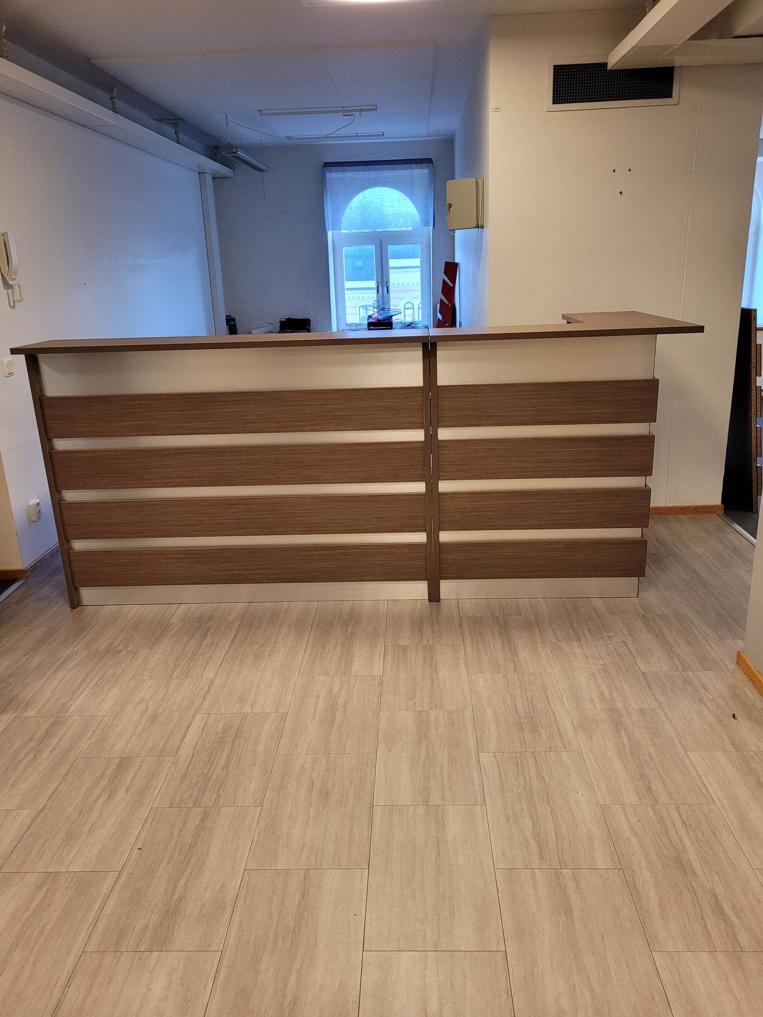 Receptionsdisk L-format, 2 delar - Auktioner online - Nätauktioner ...