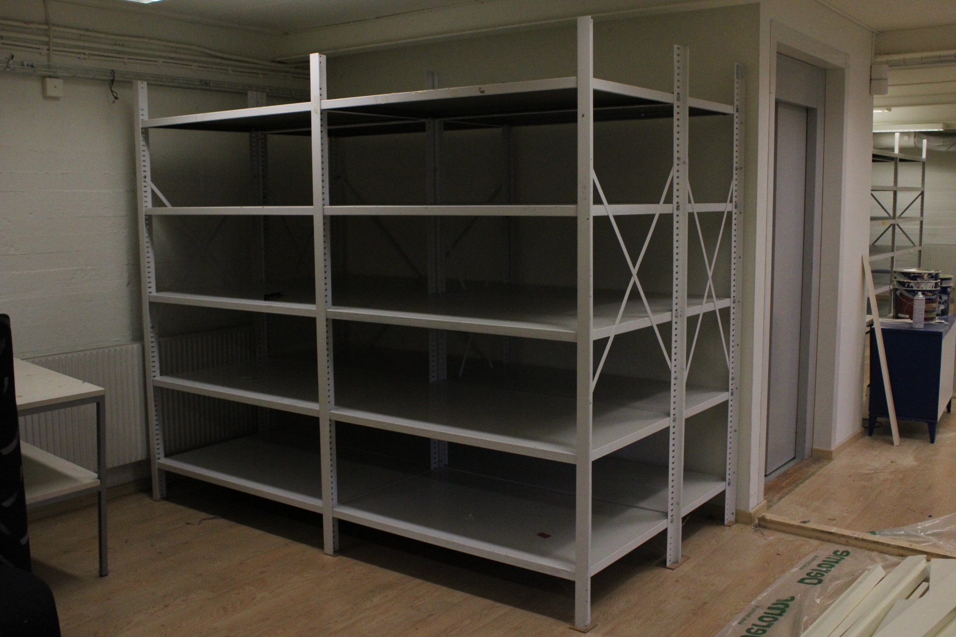 Hyllplan i metall 2 sektioner. Mått per sektion H 210 cm B 130 cm D 60 ...