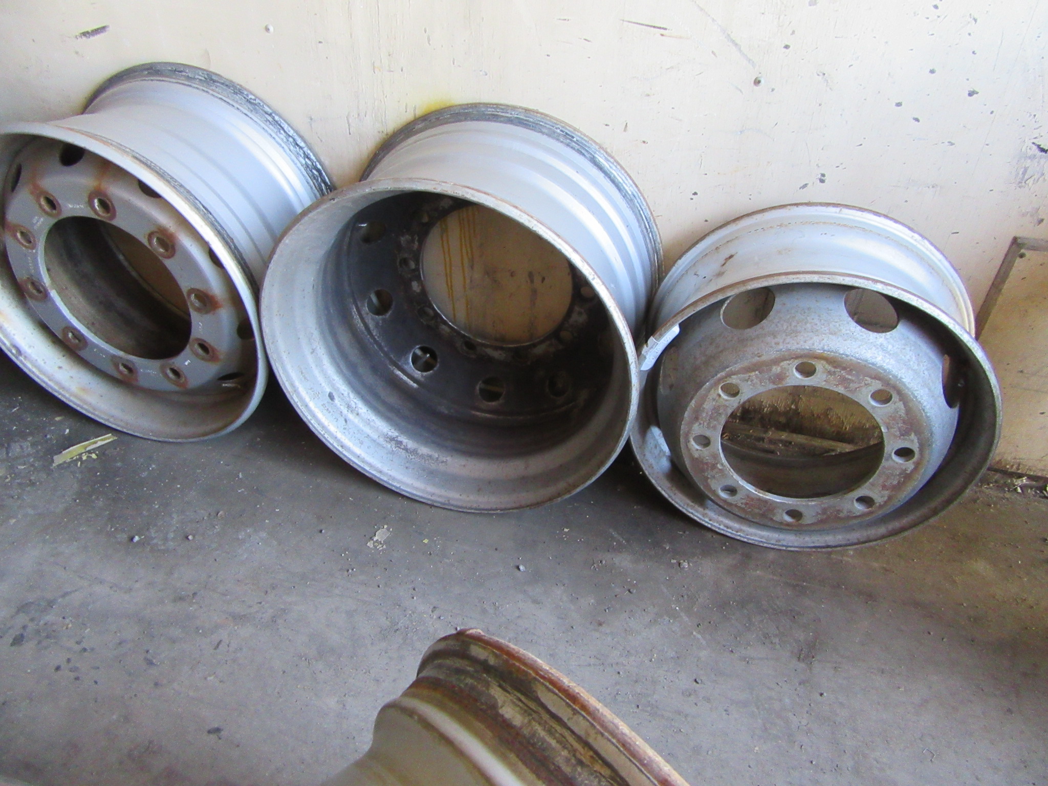 28 st beg lastbil/entreprenadfälgar - Auktioner online - Nätauktioner & Konkursauktioner | PS ...