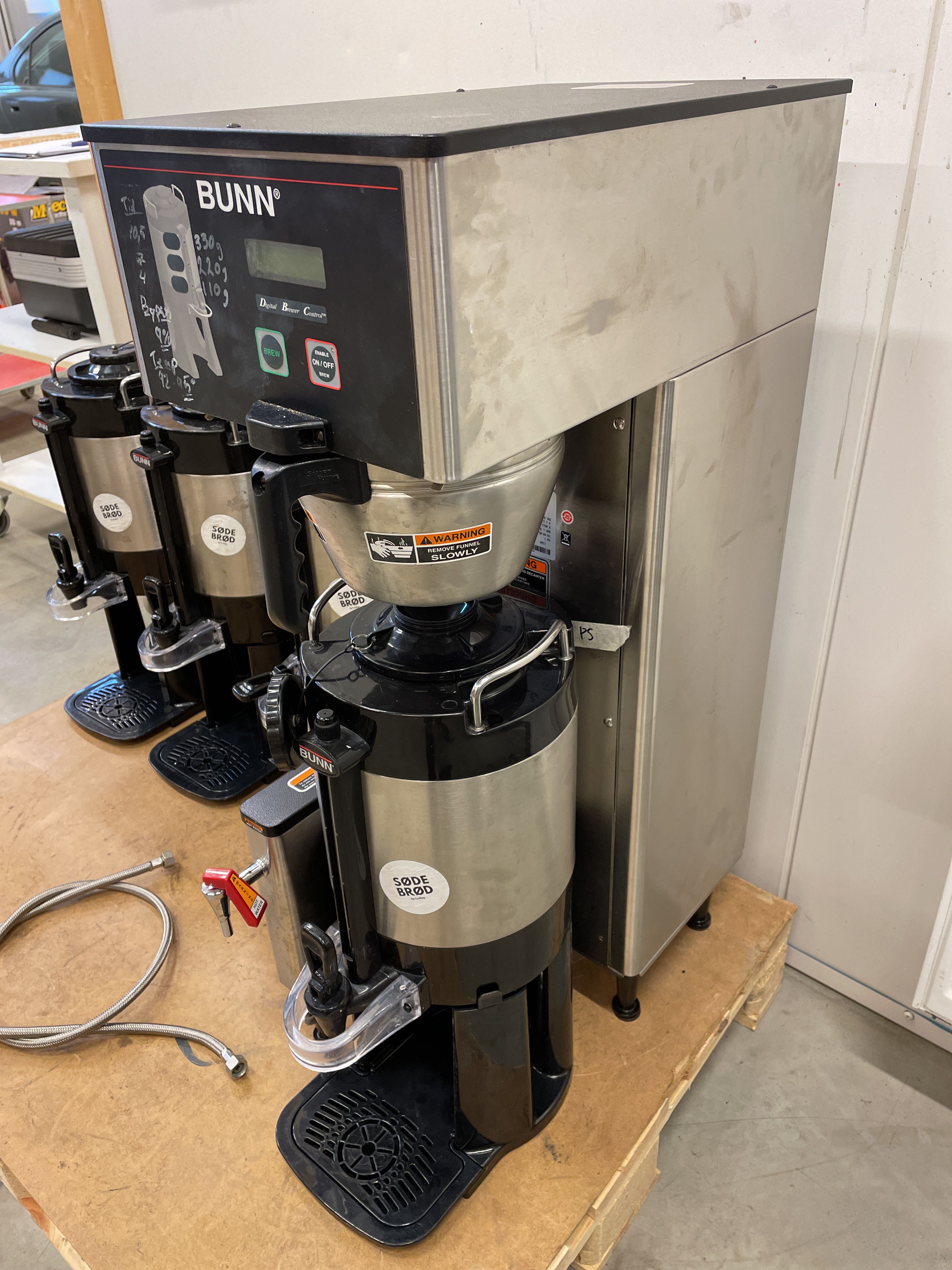 Kaffebryggare Bunn ICB Tower inklusive 4 x Bunn Termosar 6l - Auktioner ...