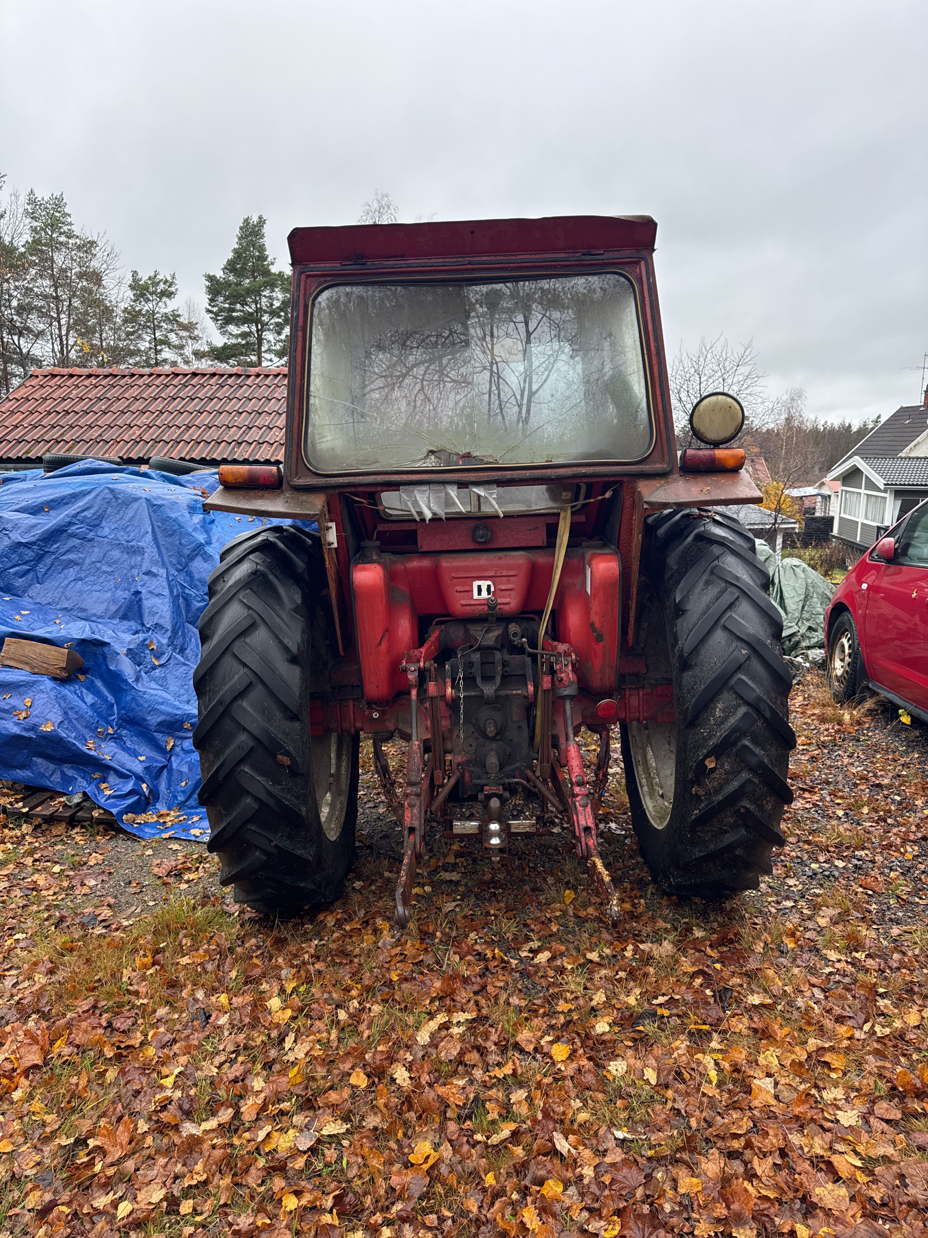 Traktor med TRIMA 800 lastare och gafflar HWO912 - INTERNATIONAL 475 TA ...