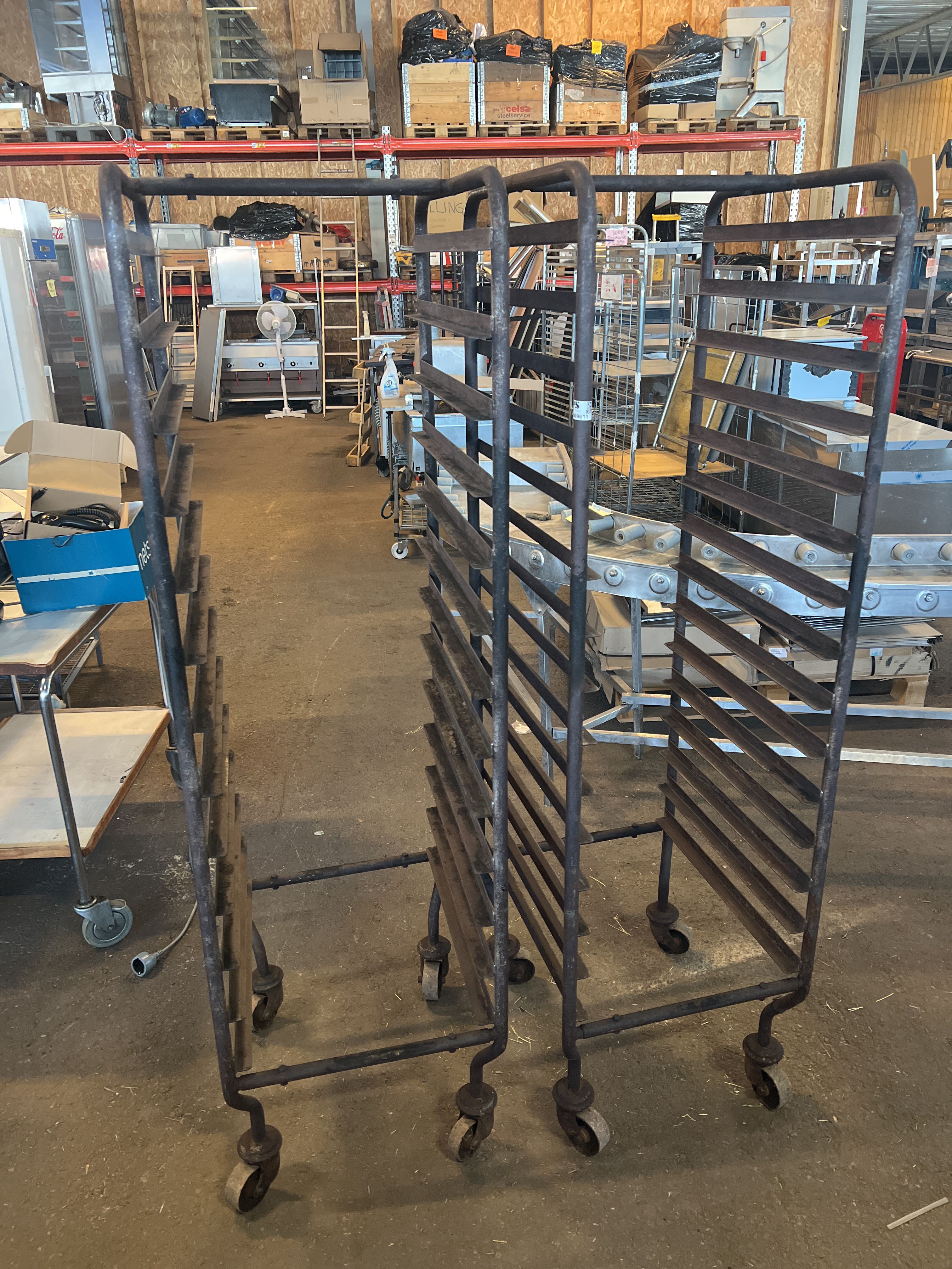 2 bakery trolleys for 45x60 sheets - PS Auction - We value the future ...