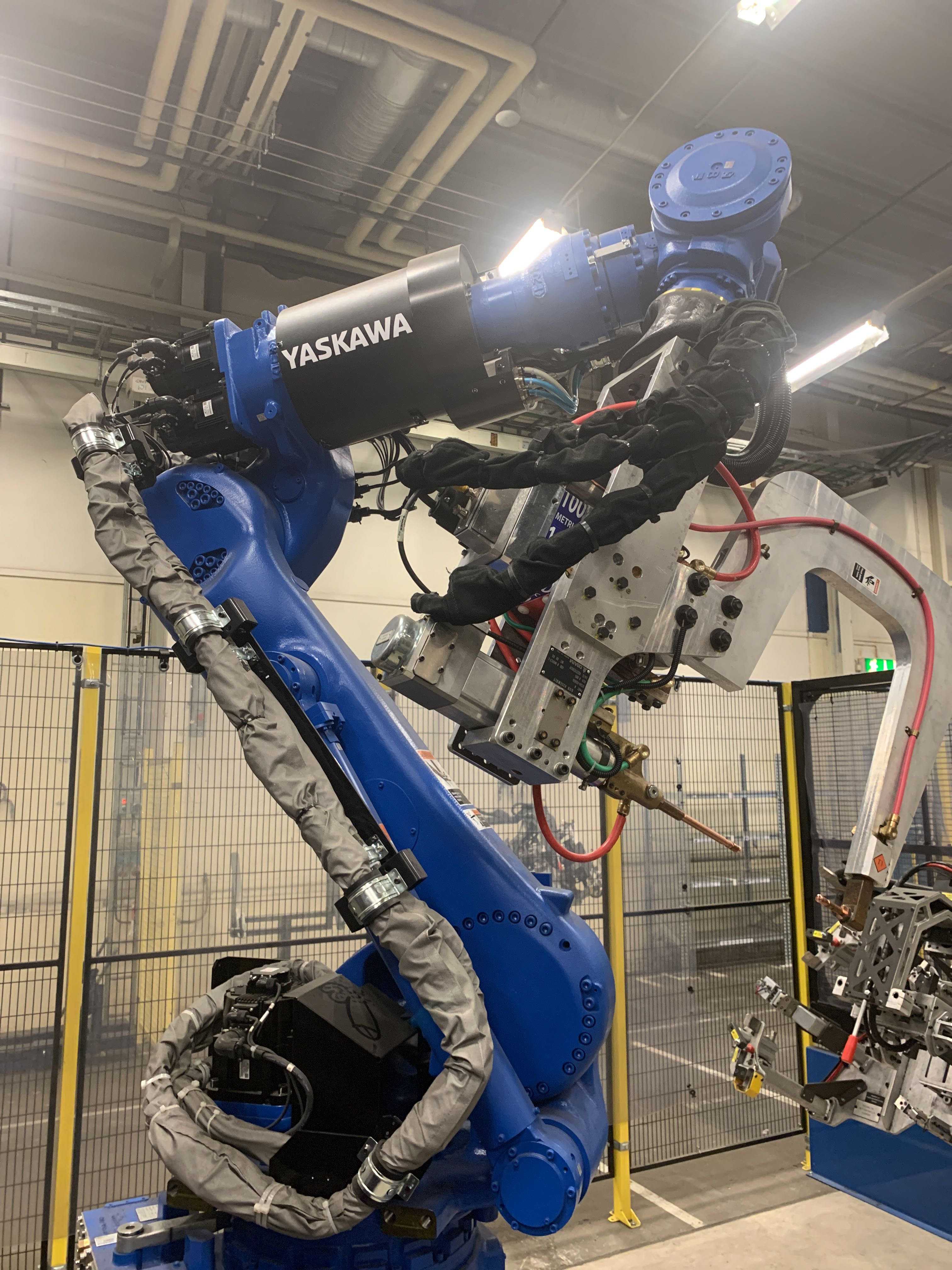 Industrial robot and turntable Yaskawa -2018 with spot welding Obara ...