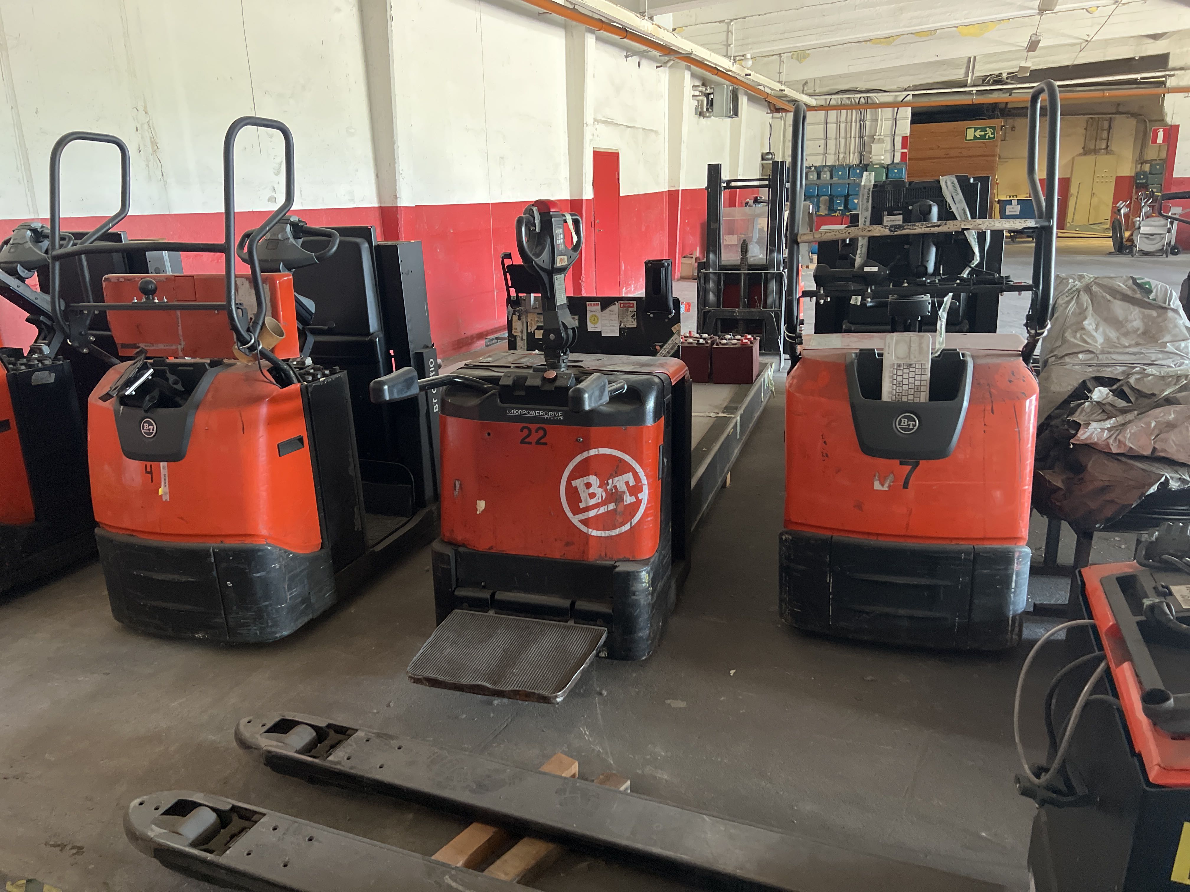 Trasiga åkstaplare, pneumatiska lyftare mm - Auktioner online ...