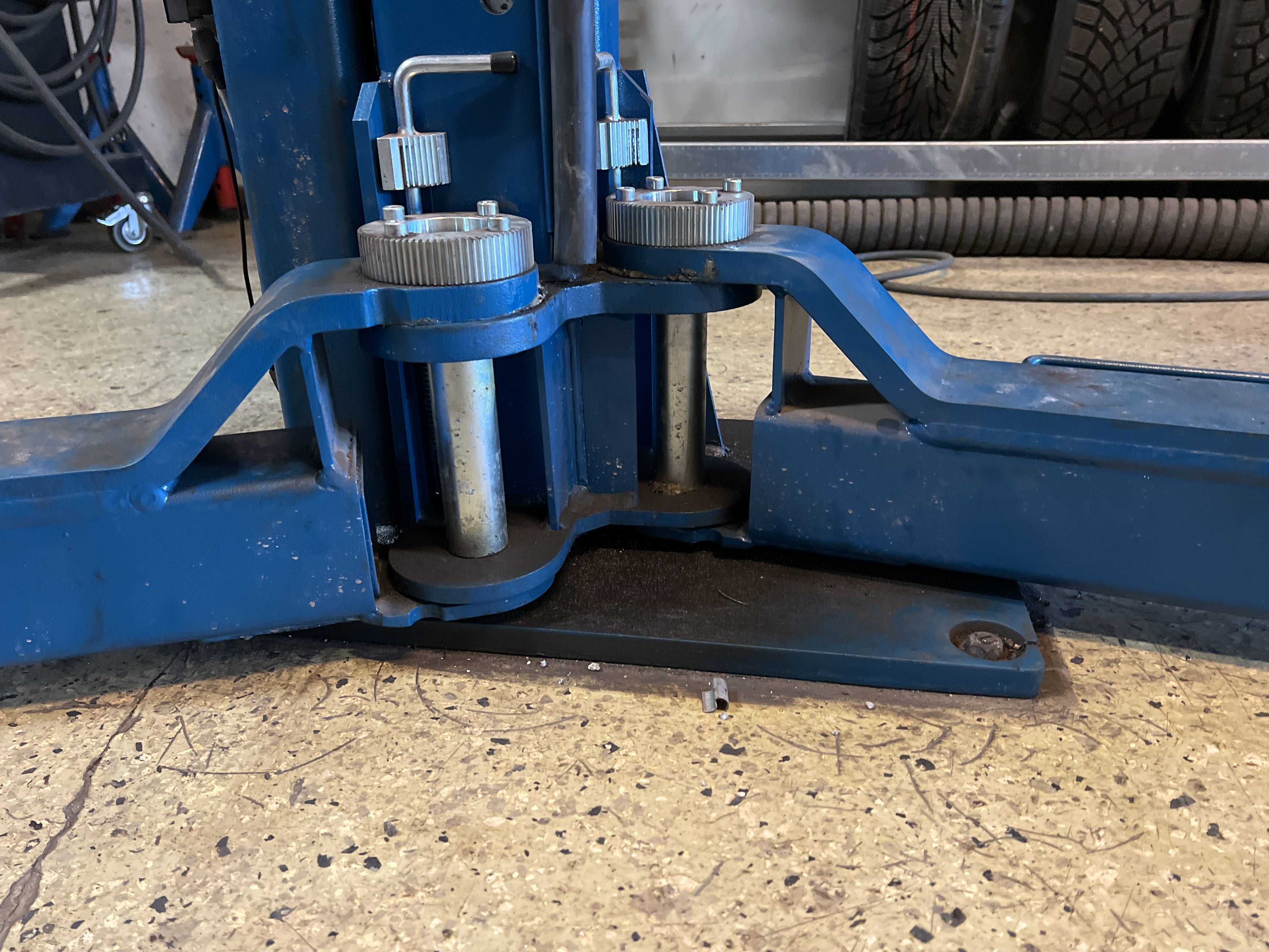 Pillar lift Nussbaum - PS Auction - We value the future - Largest in ...