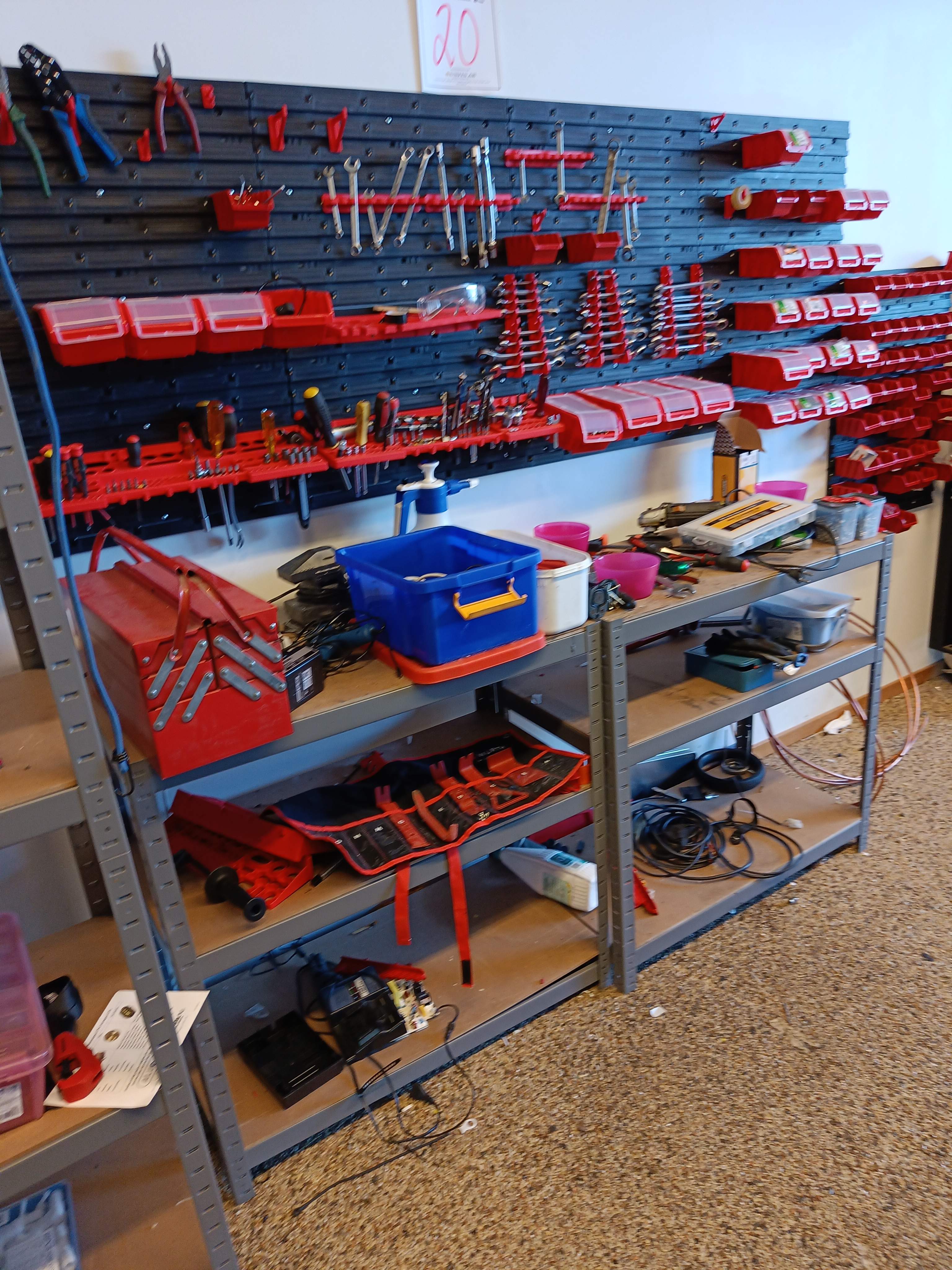 2 lagerhyllor, verktyg, sortiment väggtavla med innehåll - Auktioner ...