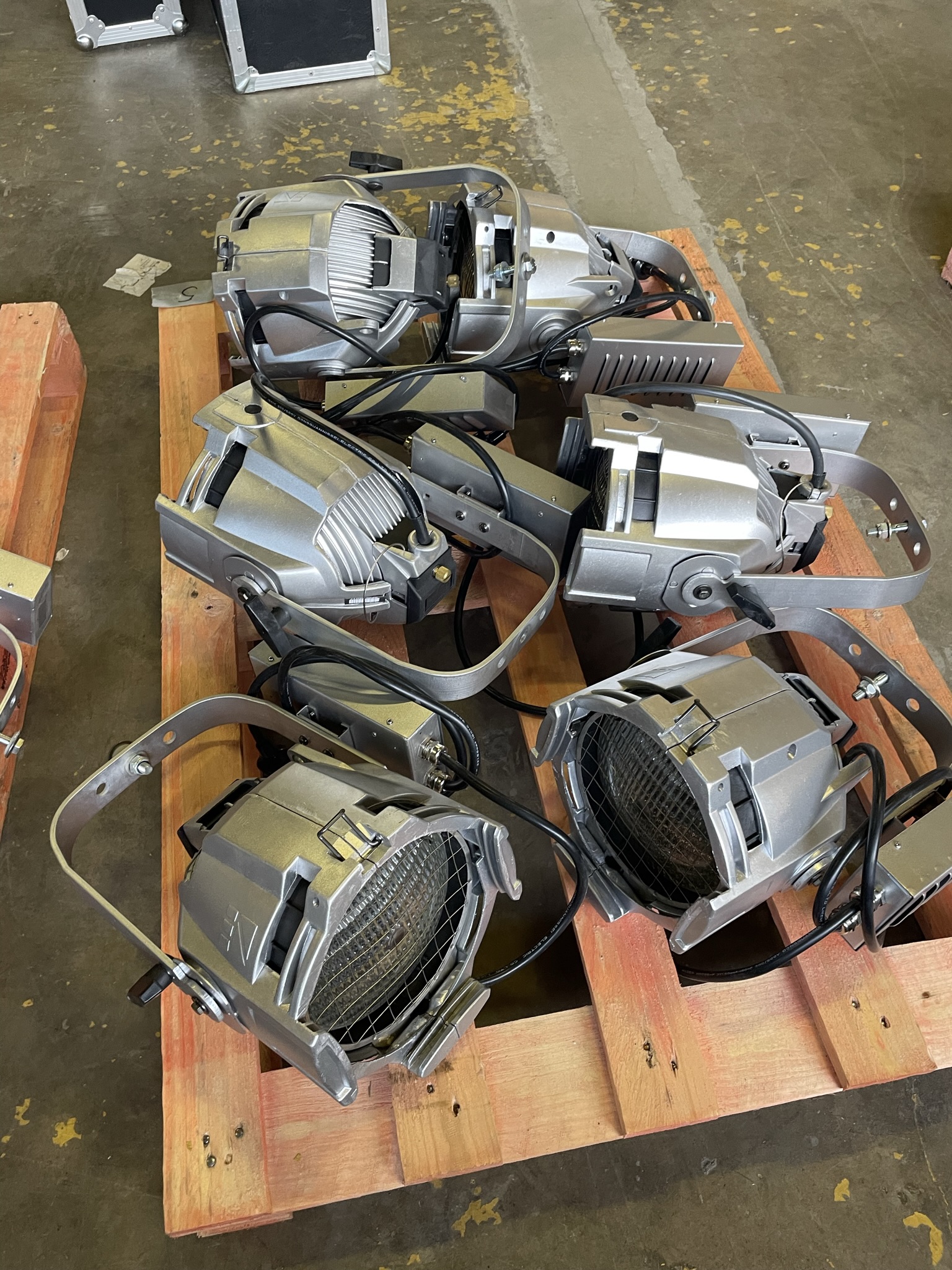 CDM-150 luminaire for exhibition, 11 pcs - PS Auction - We value the ...