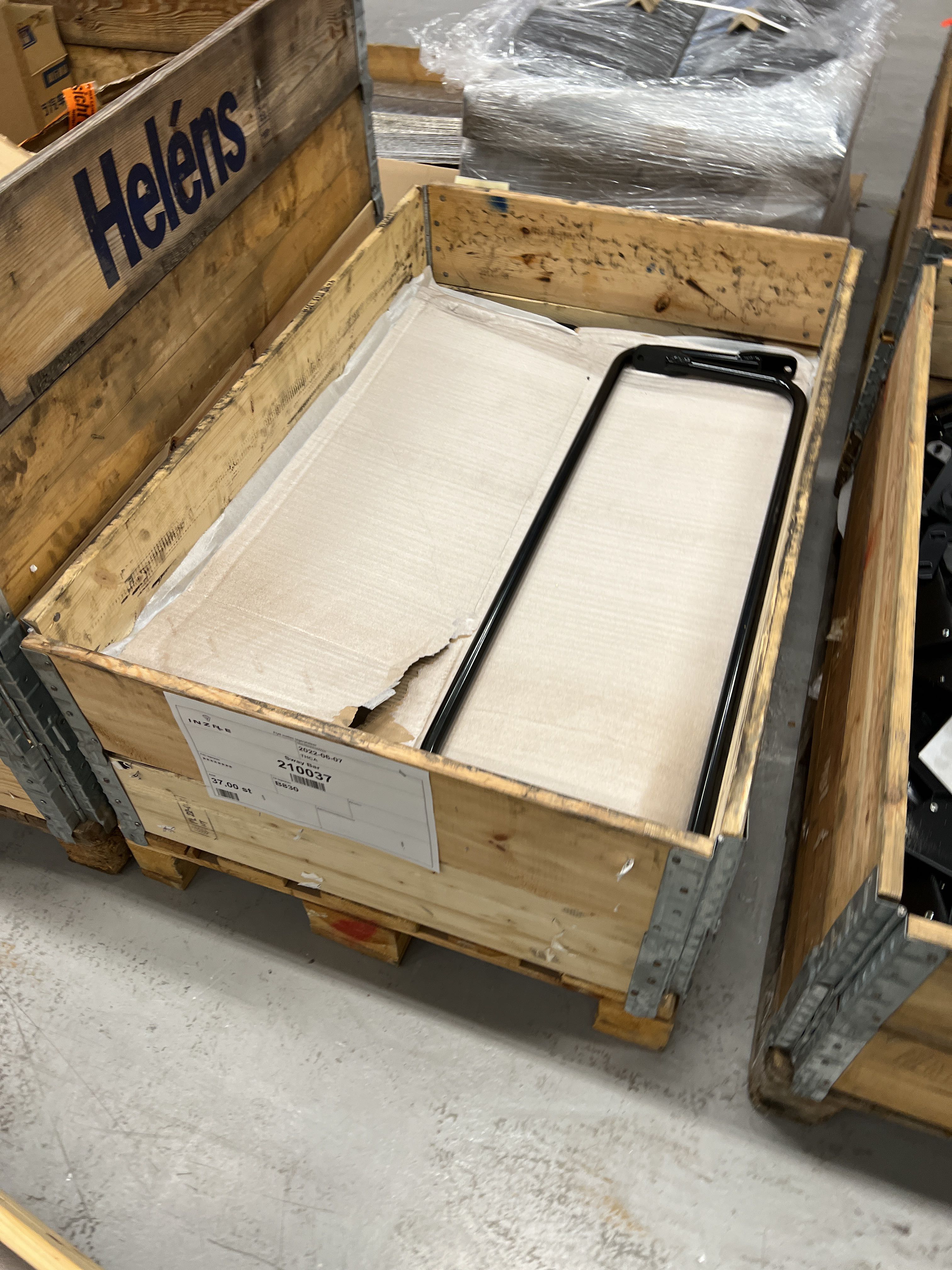 7 pallets with various vehicle details - PS Auction - We value the ...