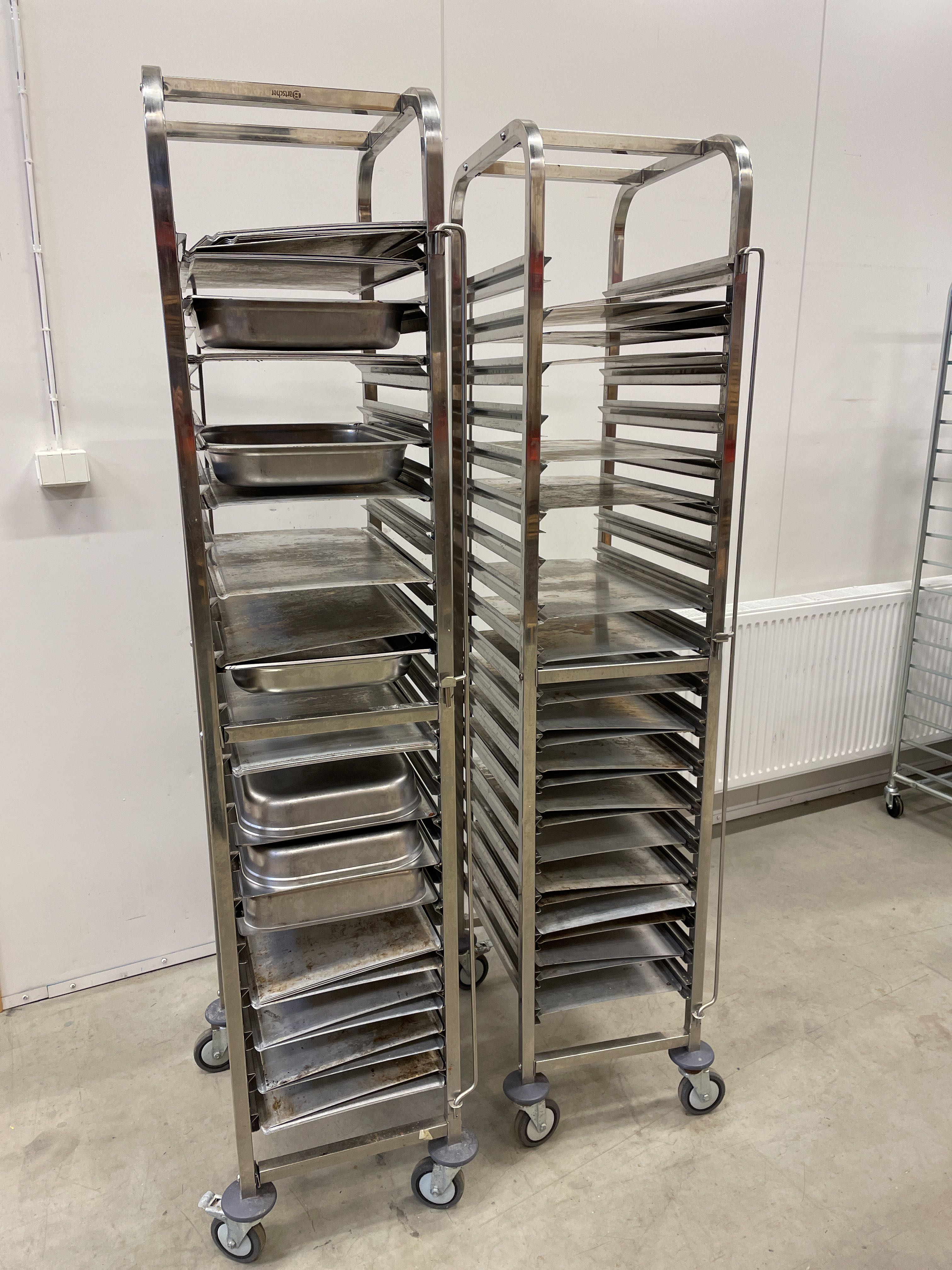 2 canteen trolleys with plates & canteens - PS Auction - We value the ...