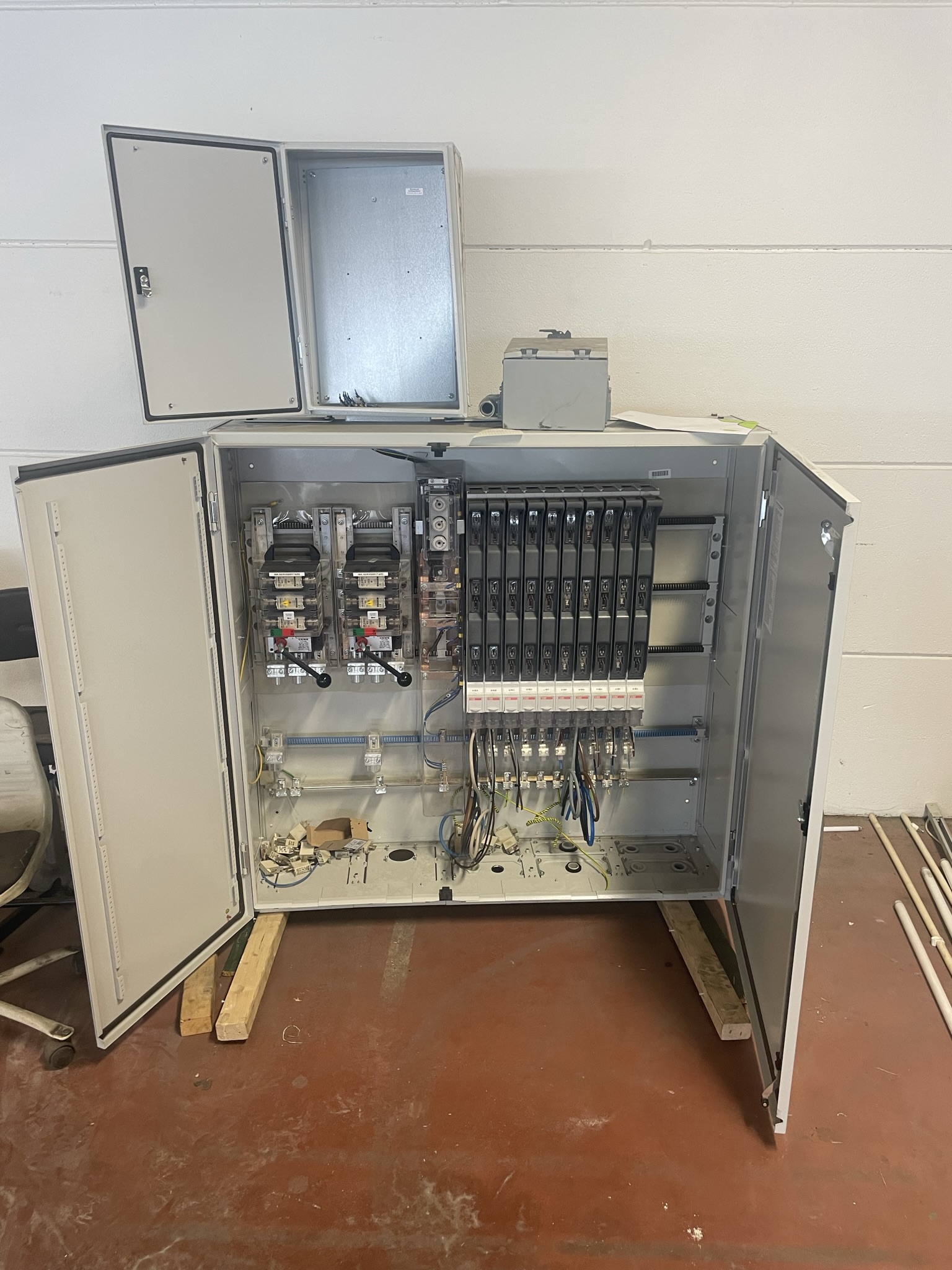 Elskåp med komponenter - Auktioner online - Nätauktioner ...