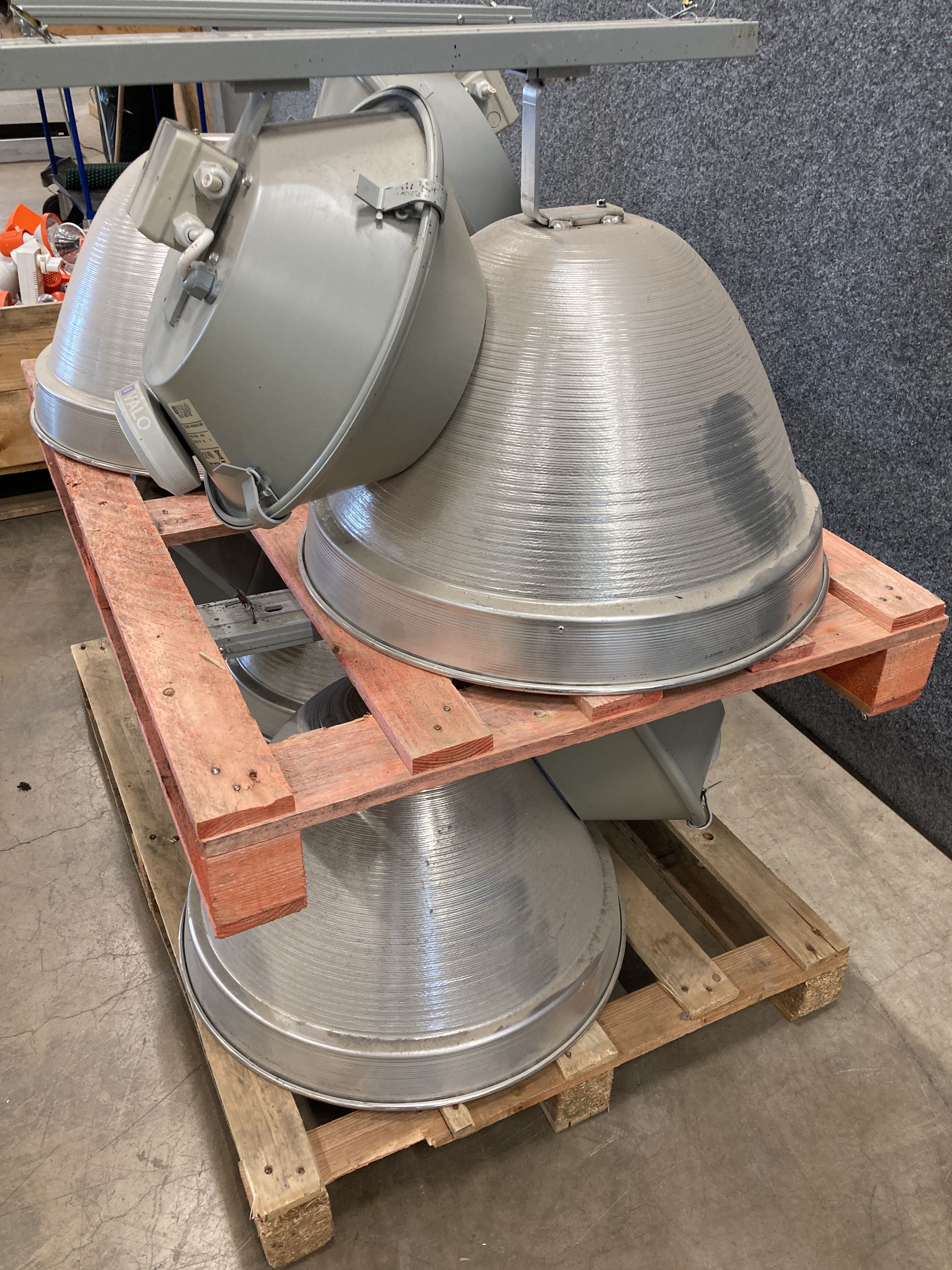 4 industrial luminaires iVALO 6242.000.V3 - PS Auction - We value the ...