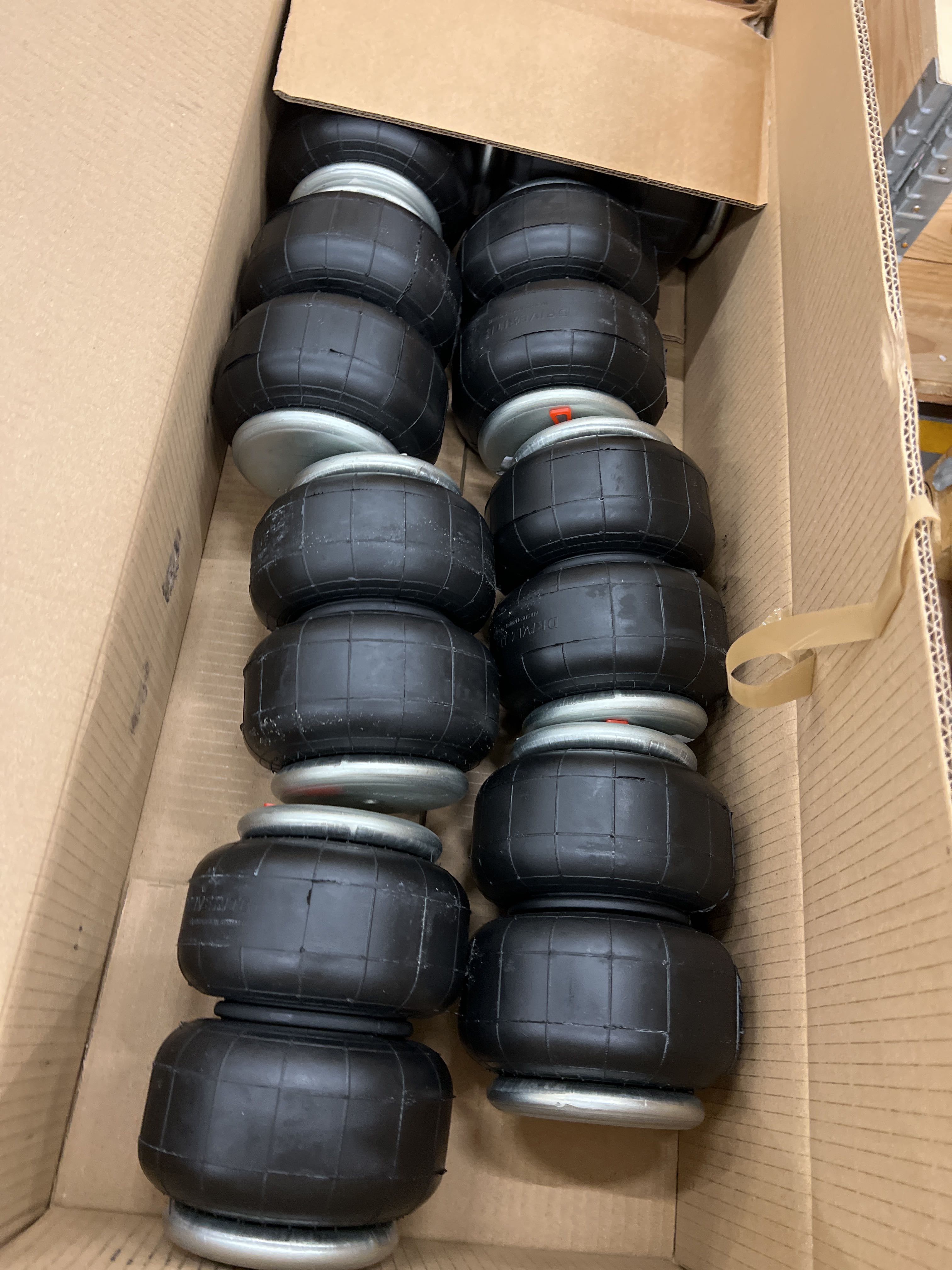 Lot of compressors for air bellows, 12V, and more - PS Auction - We ...