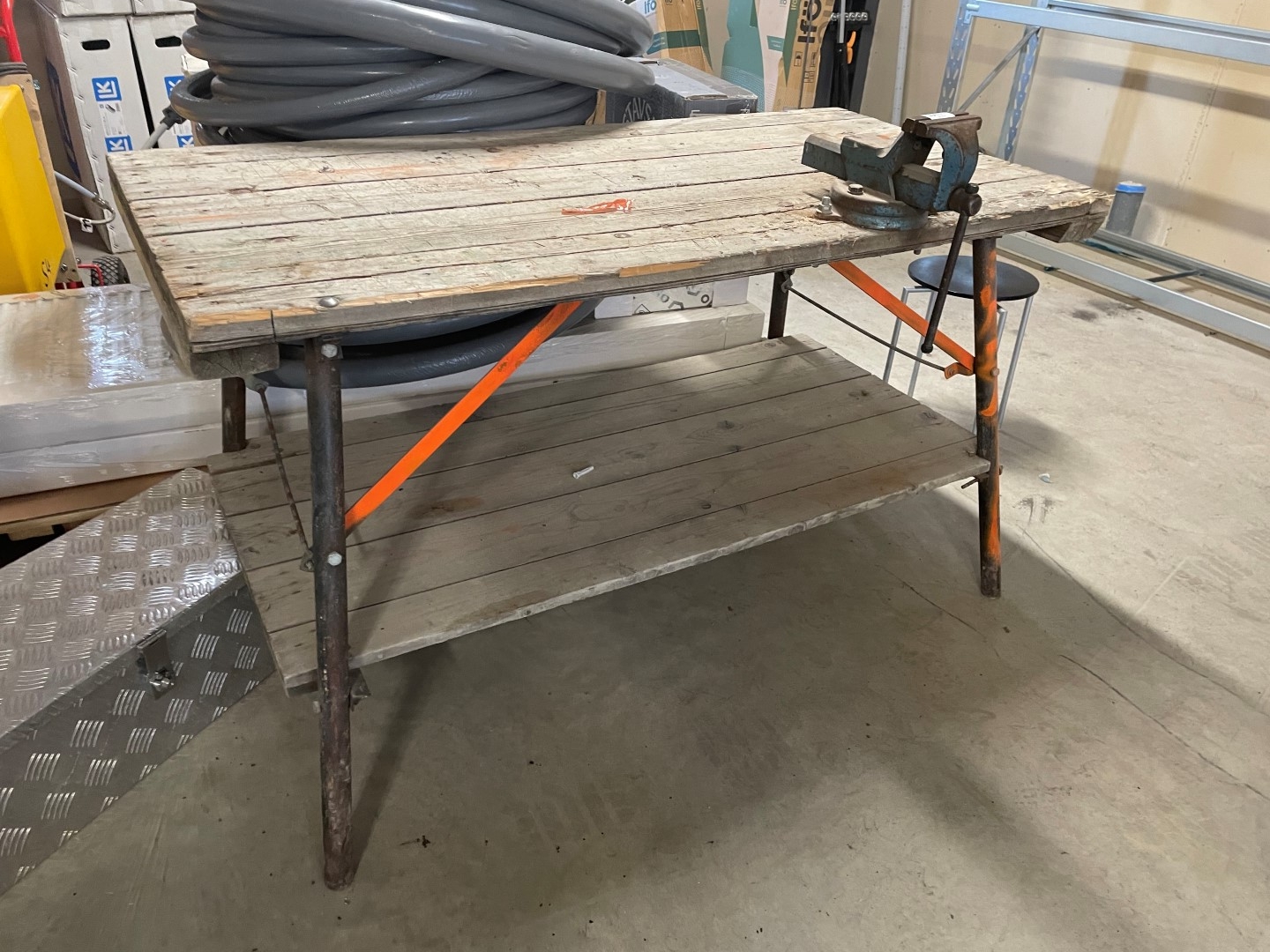 Workbench with vise - PS Auction - We value the future - Largest in net ...