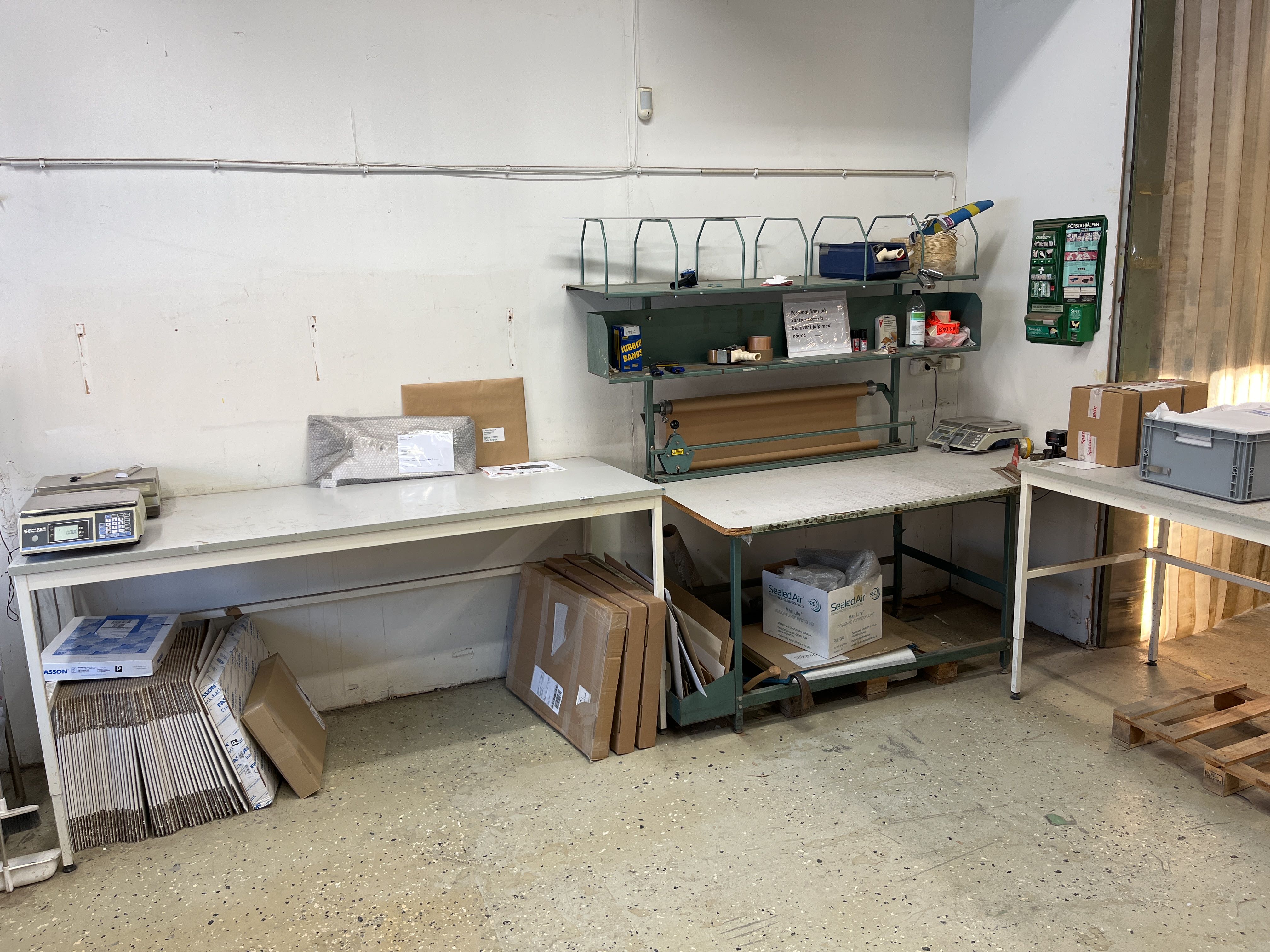 Packing station with digital scales and packing material - PS Auction ...