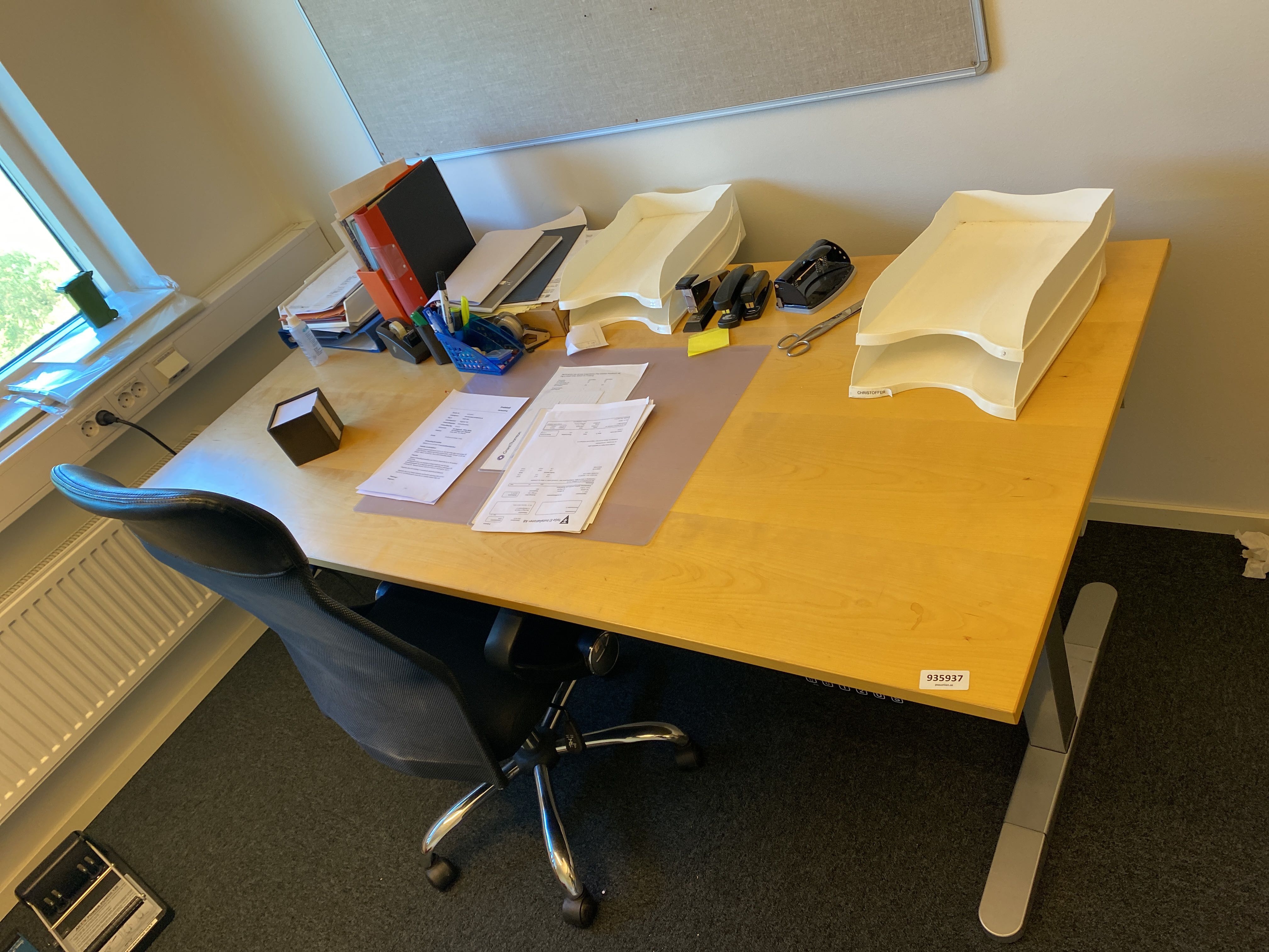 Kontorsplats, h&s skrivbord, stol, whiteboard - Auktioner online ...