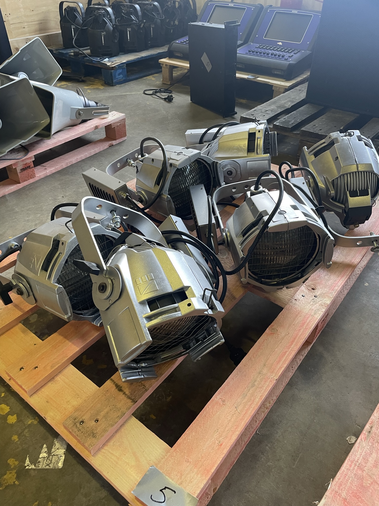 CDM-150 luminaire for exhibition, 11 pcs - PS Auction - We value the ...