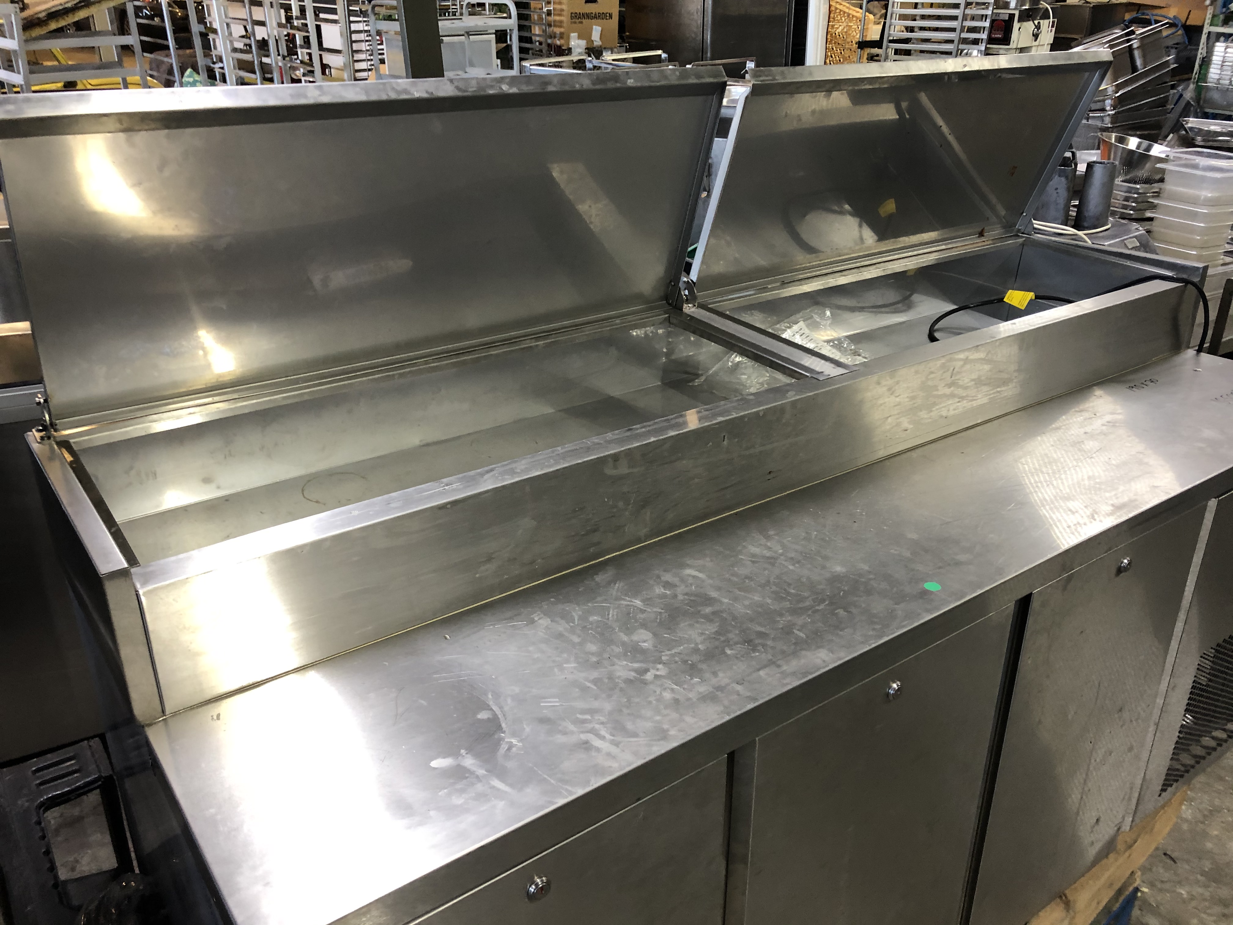 Cold countertop with 3 cupboards and a cooling chute - PS Auction - We ...