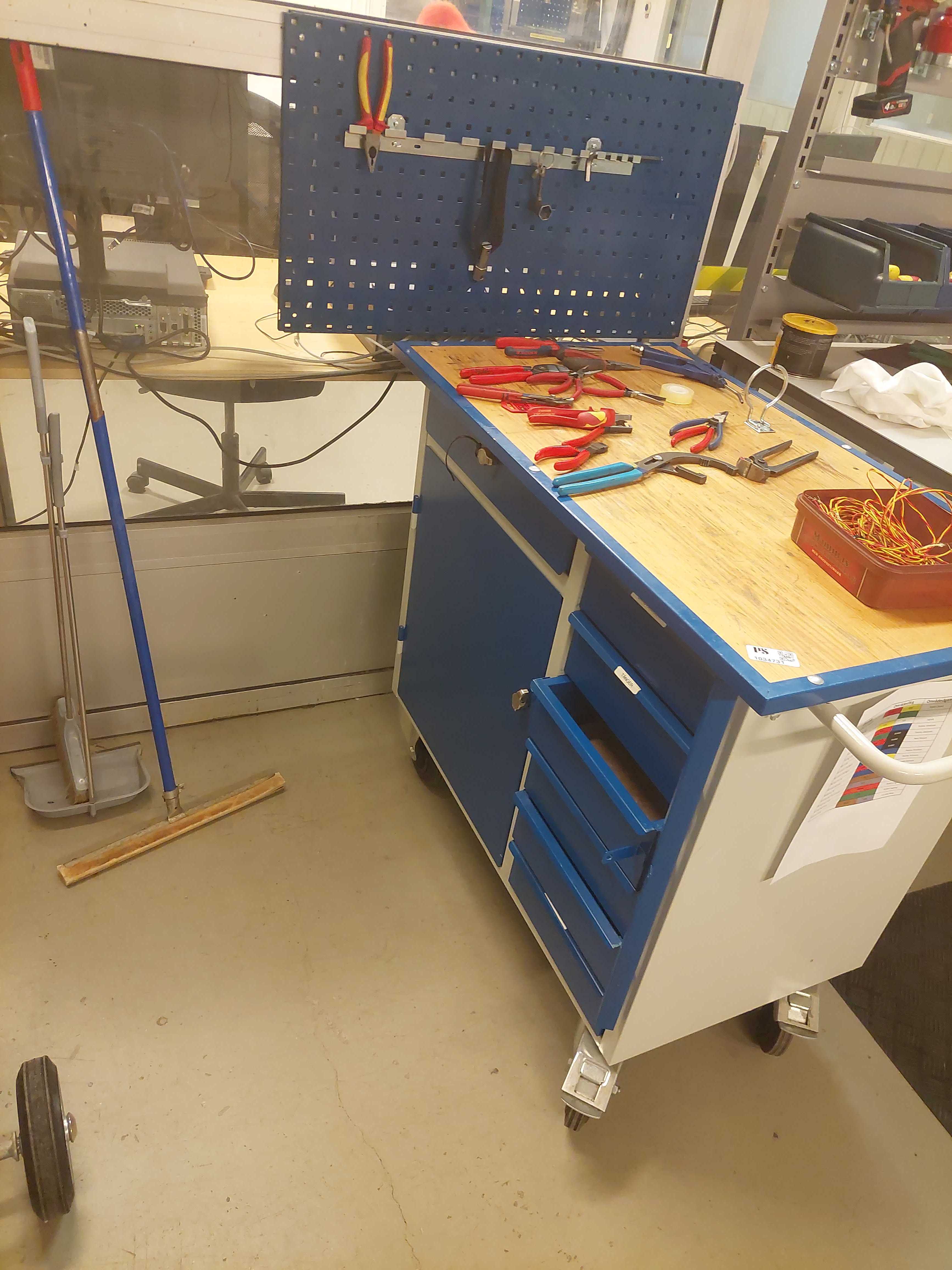 Workbench on wheels - PS Auction - We value the future - Largest in net auctions