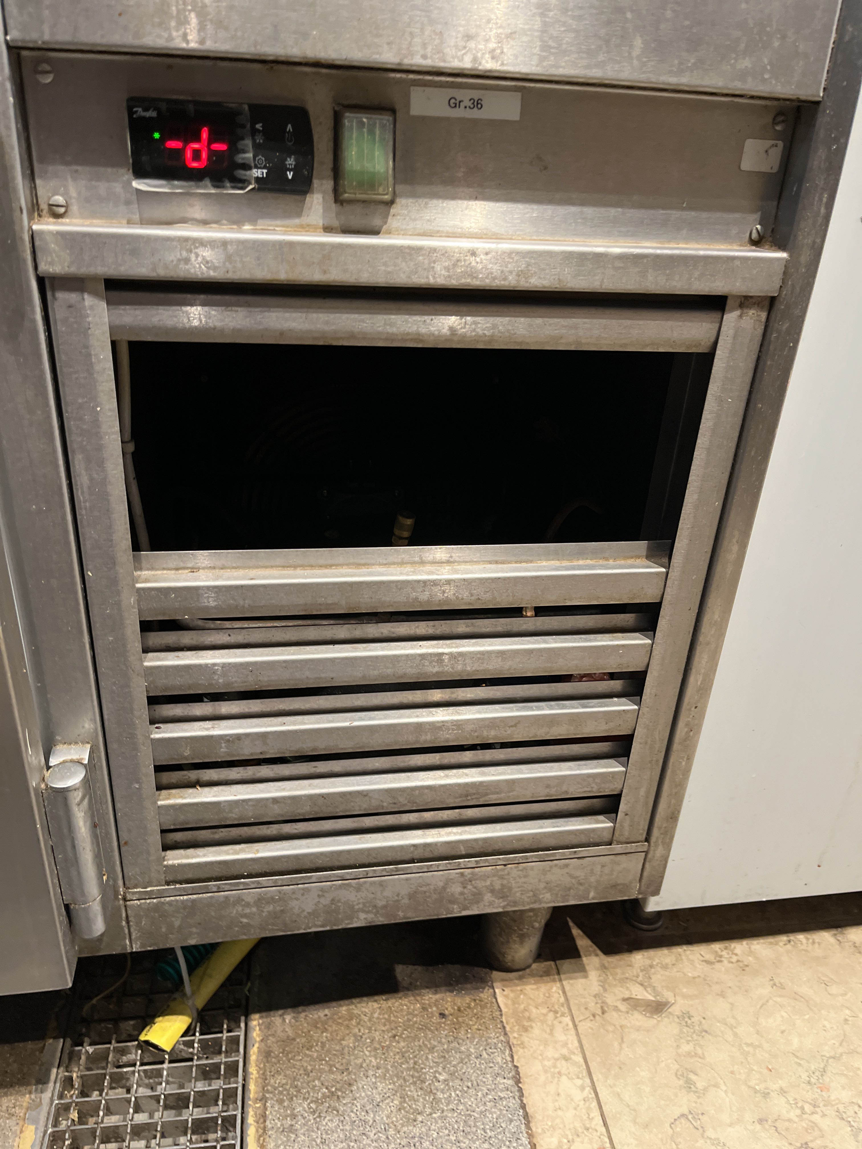 Cooling bench with wall-mounted cooling channel - PS Auction - We value ...