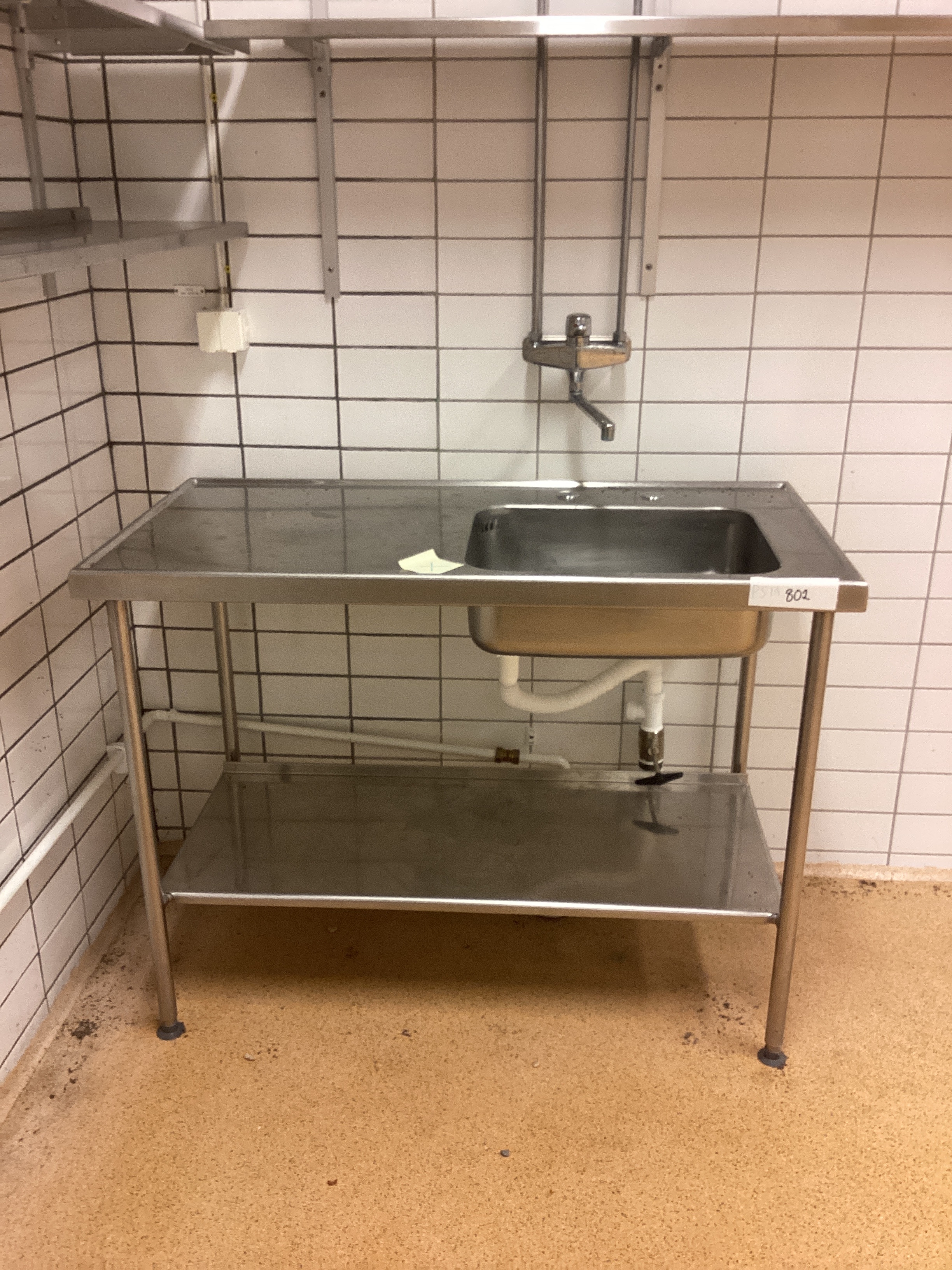 Rostfri bänk med vask, rostfria hyllor. Ej blandare - Auktioner online ...