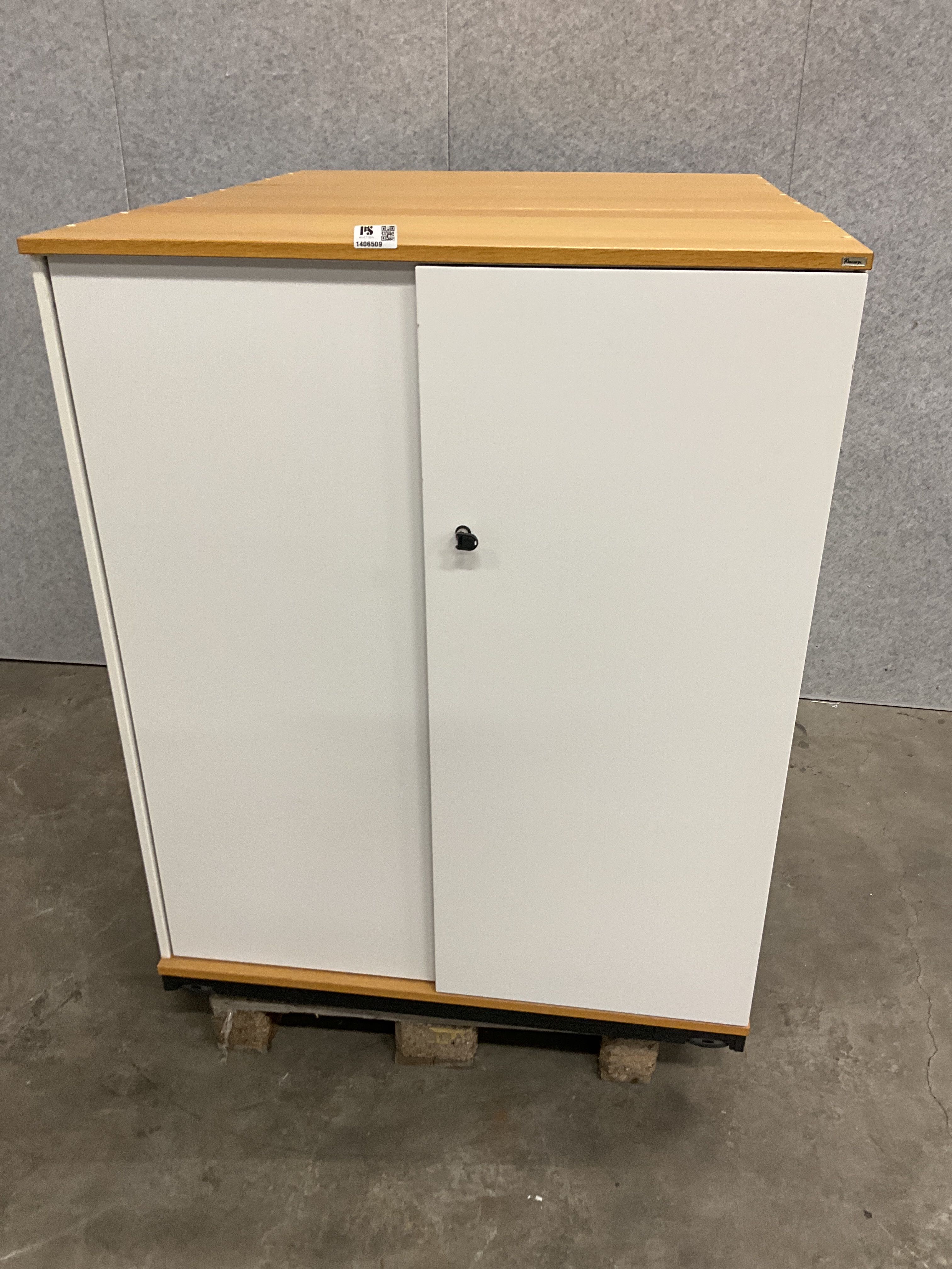 3 pcs. cabinets with sliding doors Kinnarps - PS Auction - We value the ...