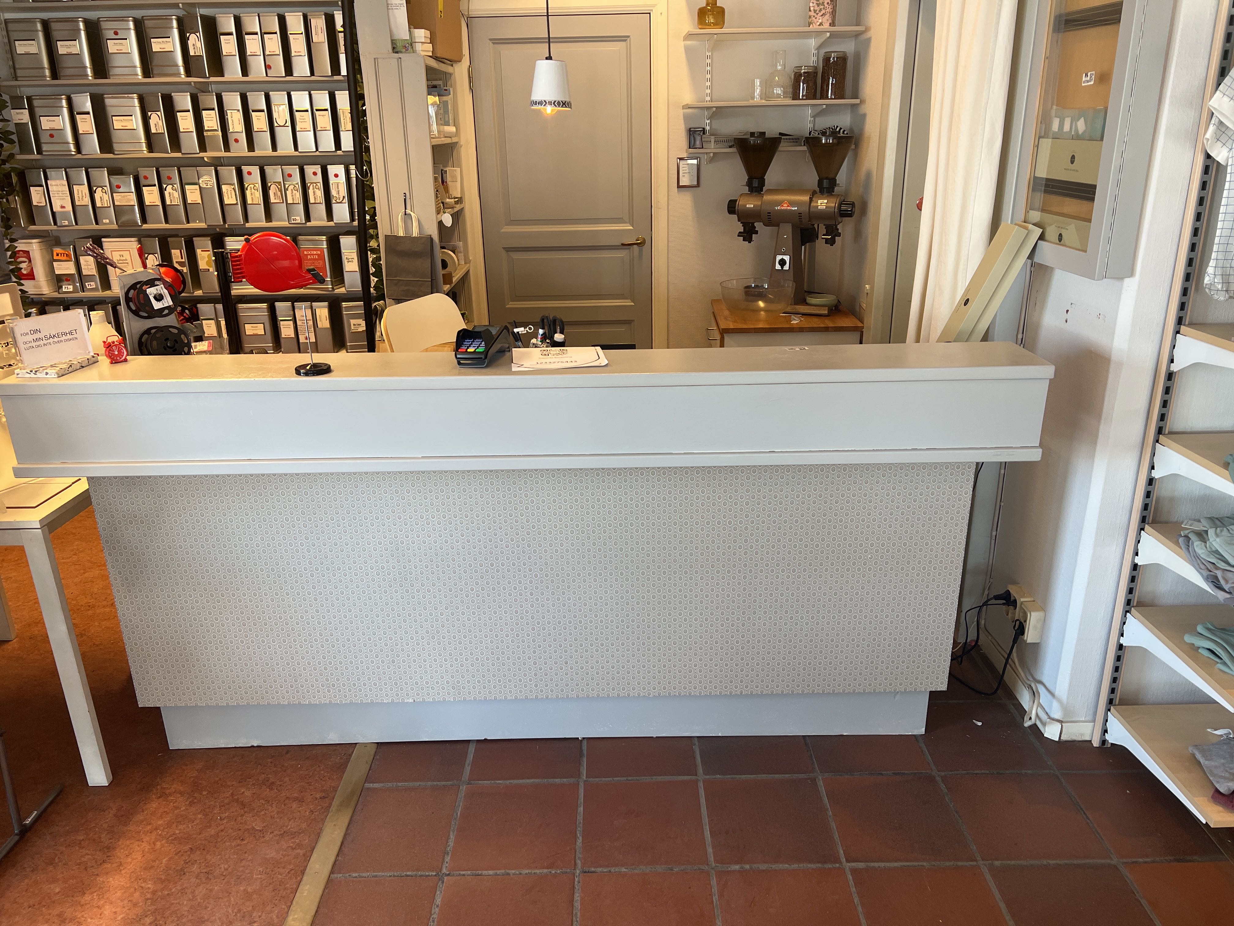 Kassadisk med allt på och i - Auktioner online - Nätauktioner ...