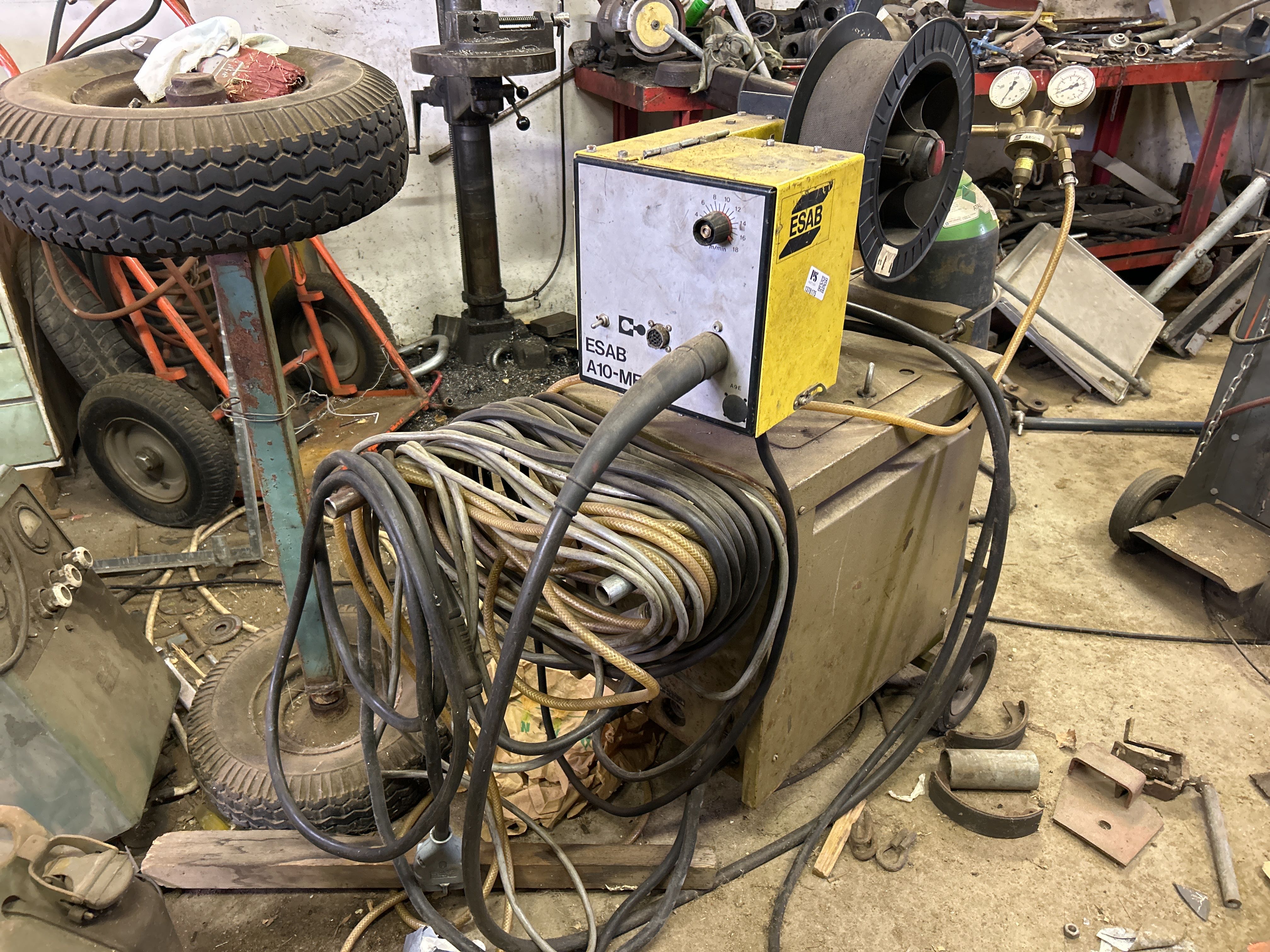 MIG-svets ESAB LDA275 med matarverk A10-MEH30 och gastub - Auktioner ...