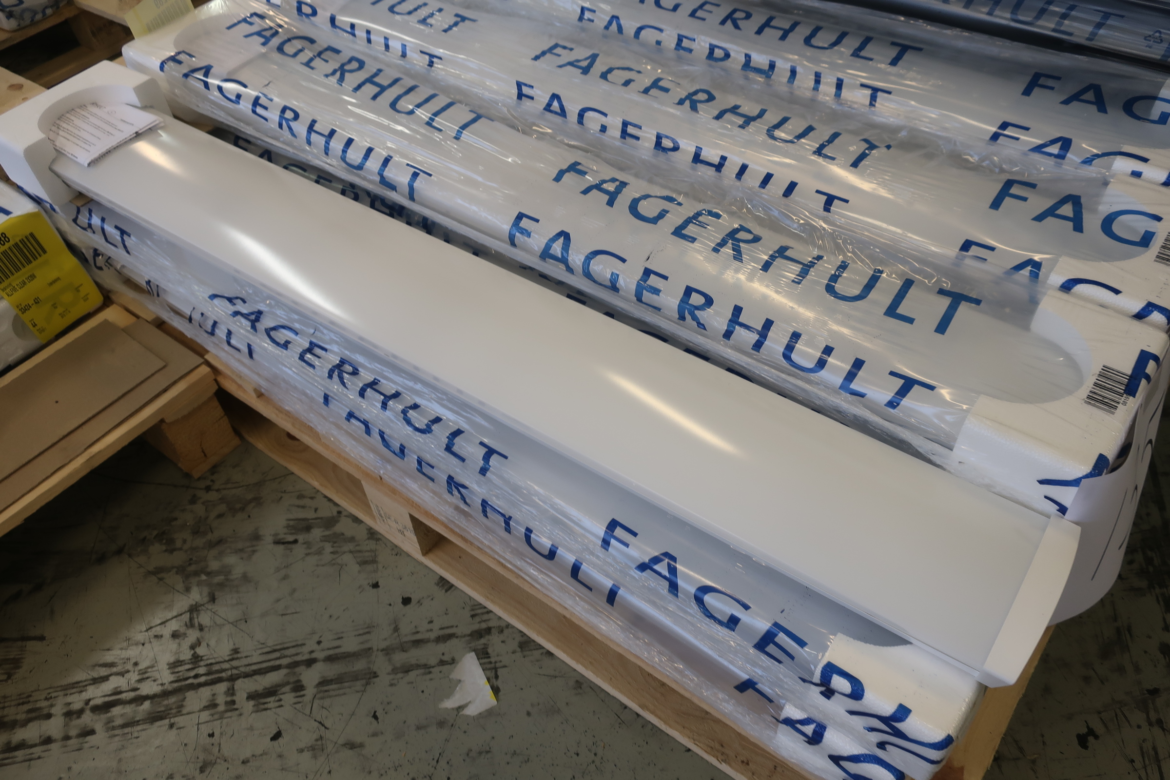 12 ceiling luminaire Fagerhult Allfive Opal 1x28W 120x15cm - PS Auction ...