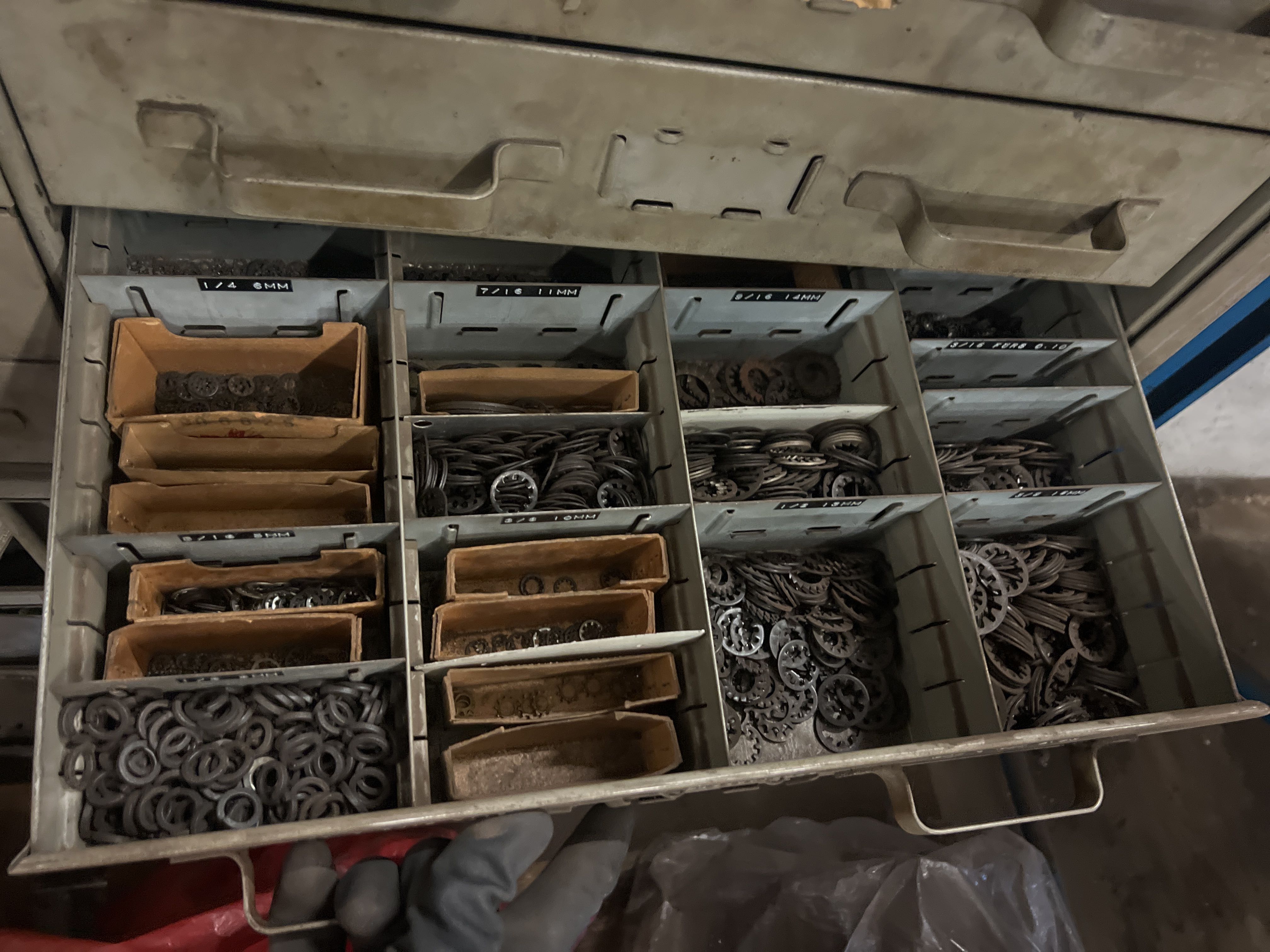 Plåthylla med innehåll - mutter, bult, brickor, mm. - Auktioner online ...