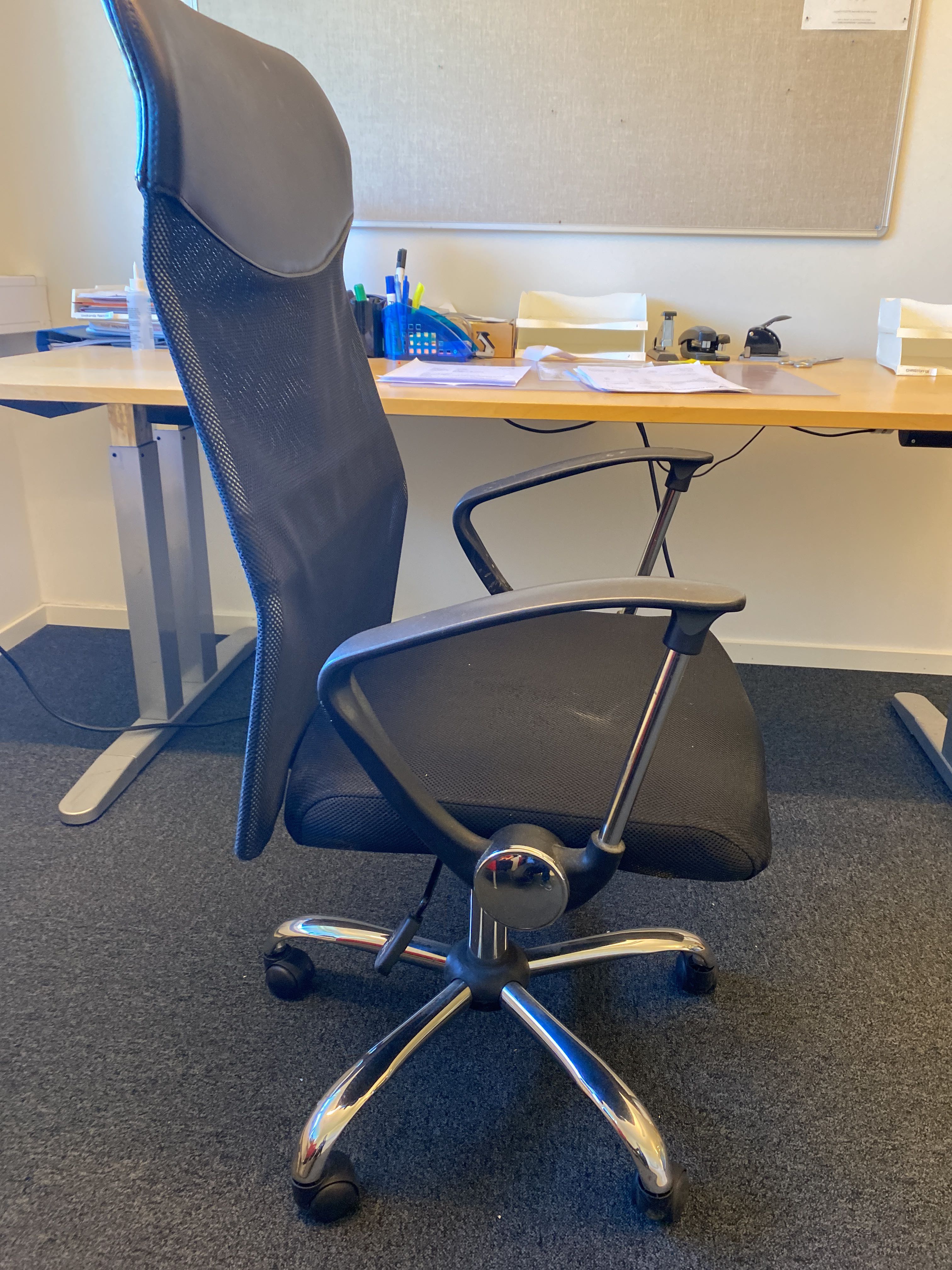 Kontorsplats, h&s skrivbord, stol, whiteboard - Auktioner online ...
