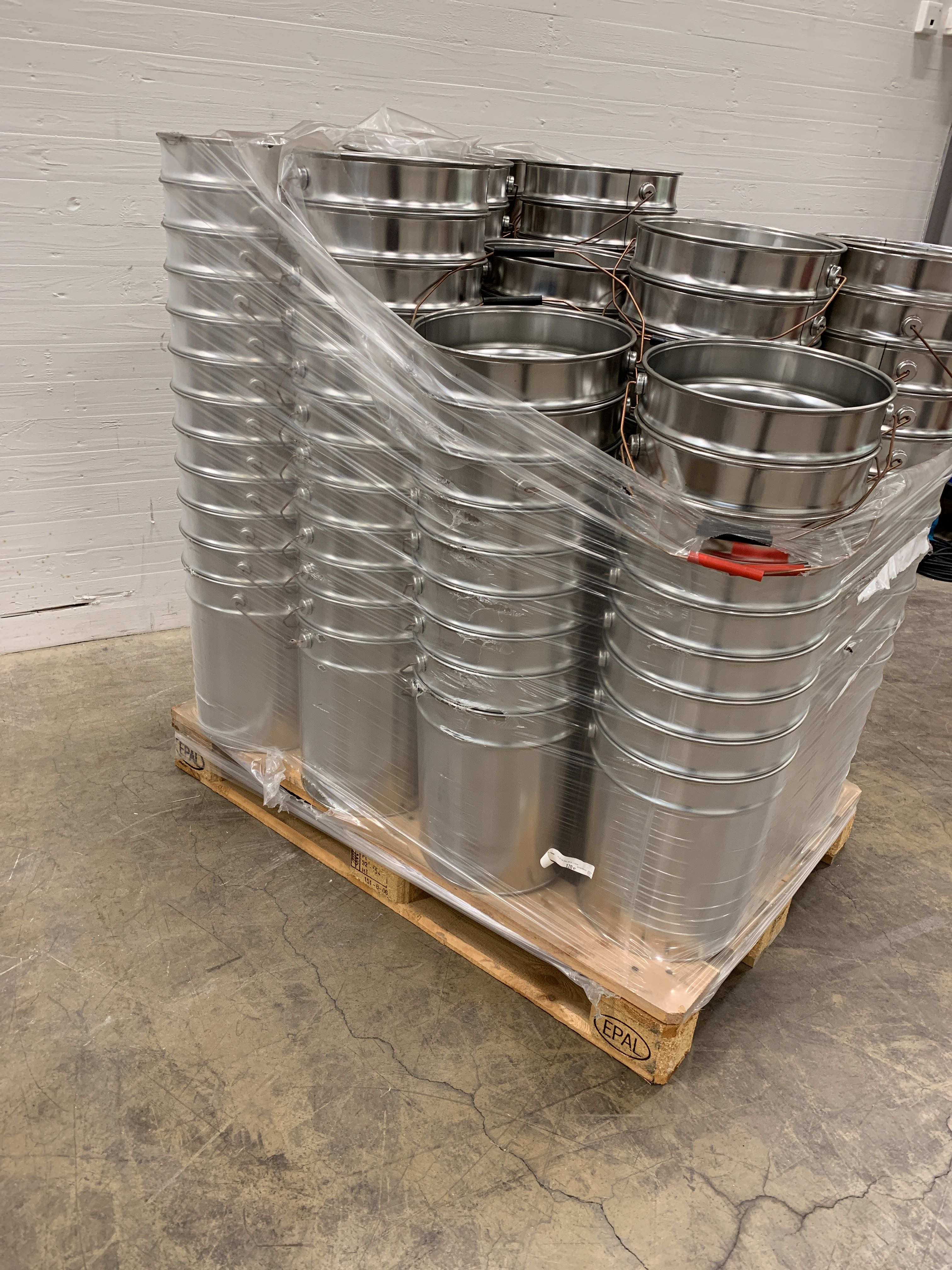 Pall med plåthinkar - Auktioner online - Nätauktioner ...