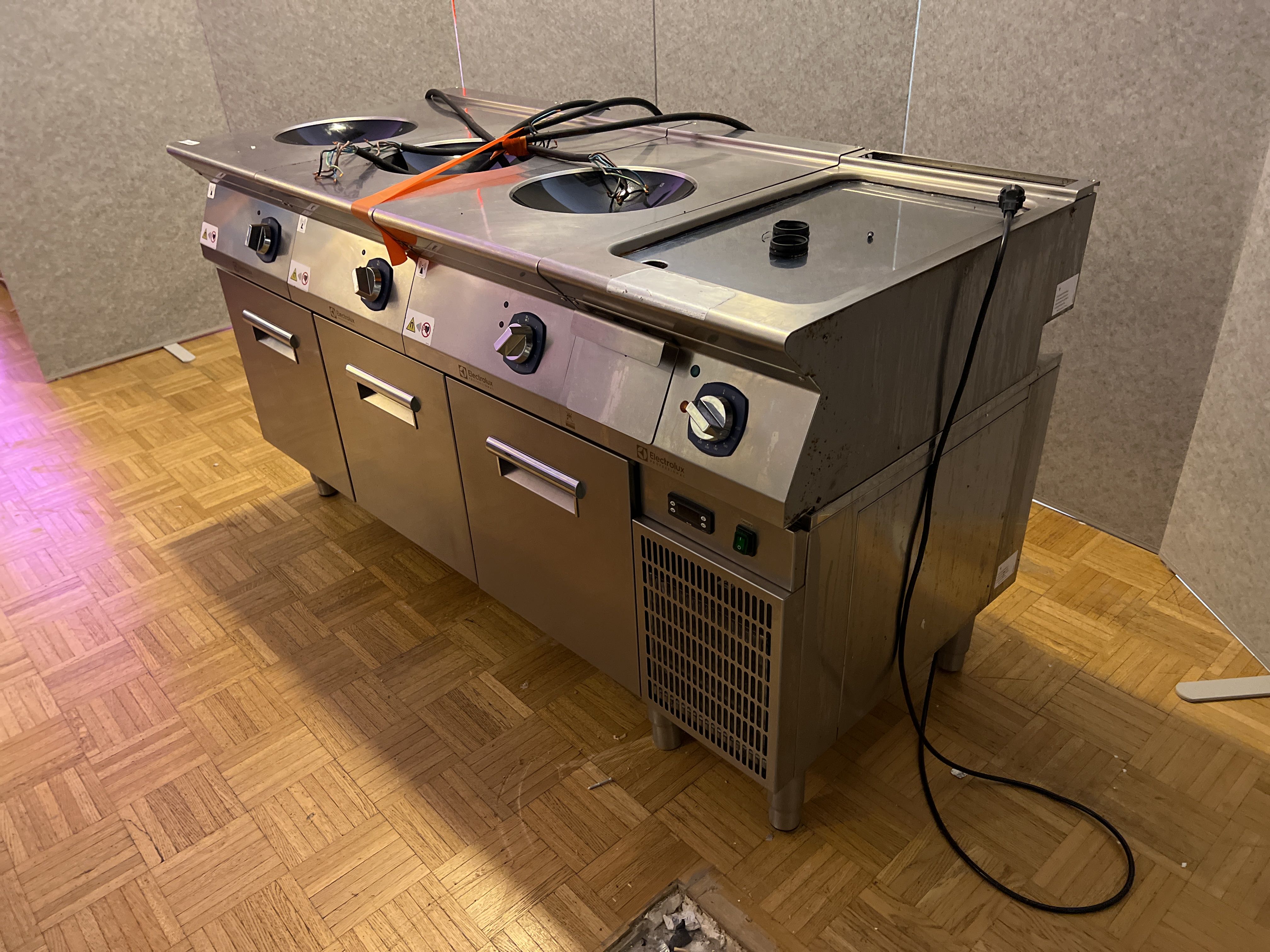 Induction wok x3, Electric hob and grill bench with 3 doors ...