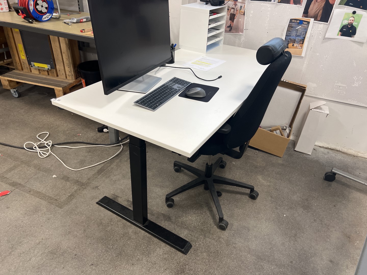 Elektriskt skrivbord, datorskärm, stol och whiteboard - Auktioner ...