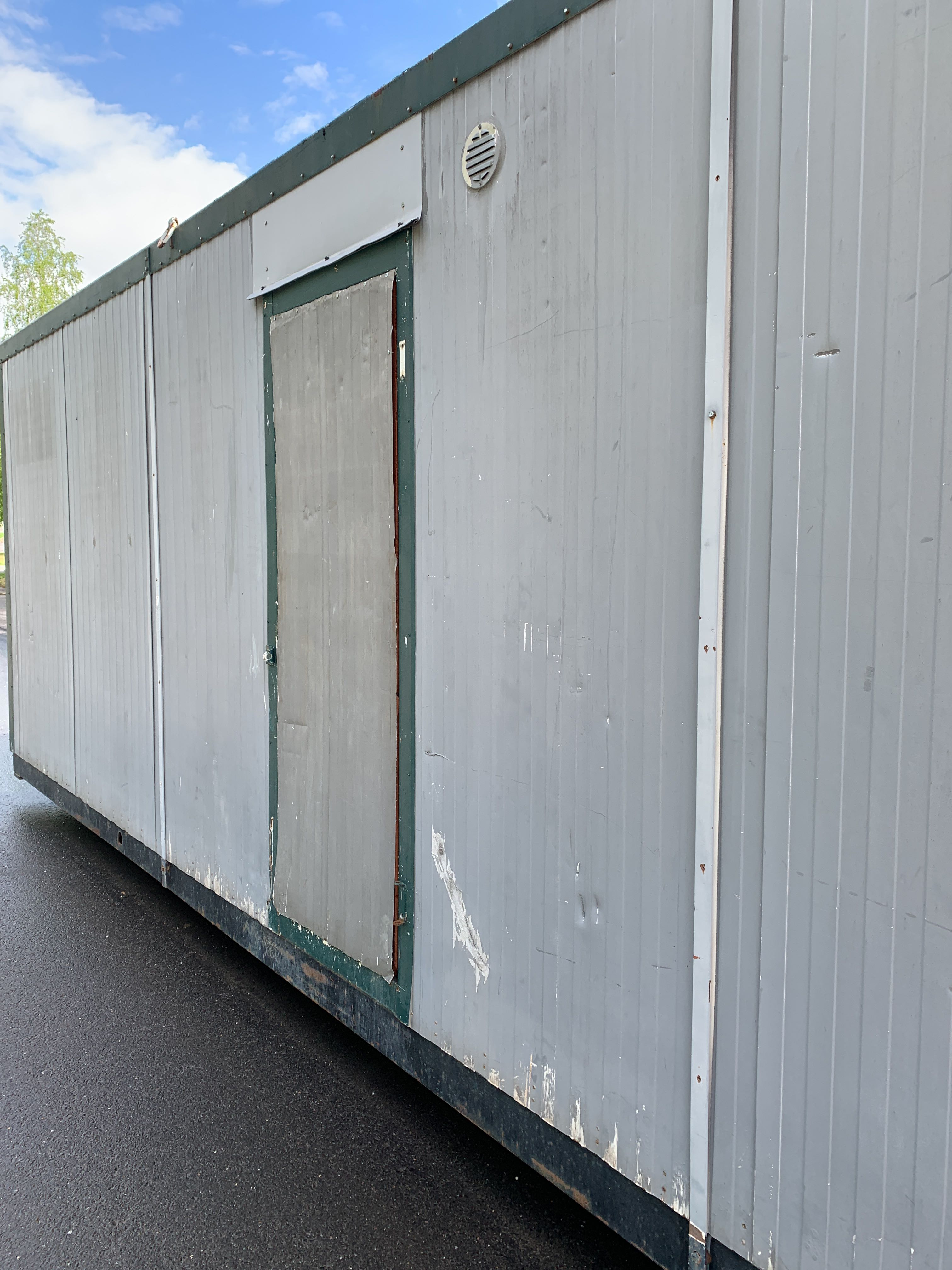 Construction shed on demountable frame - PS Auction - We value the ...