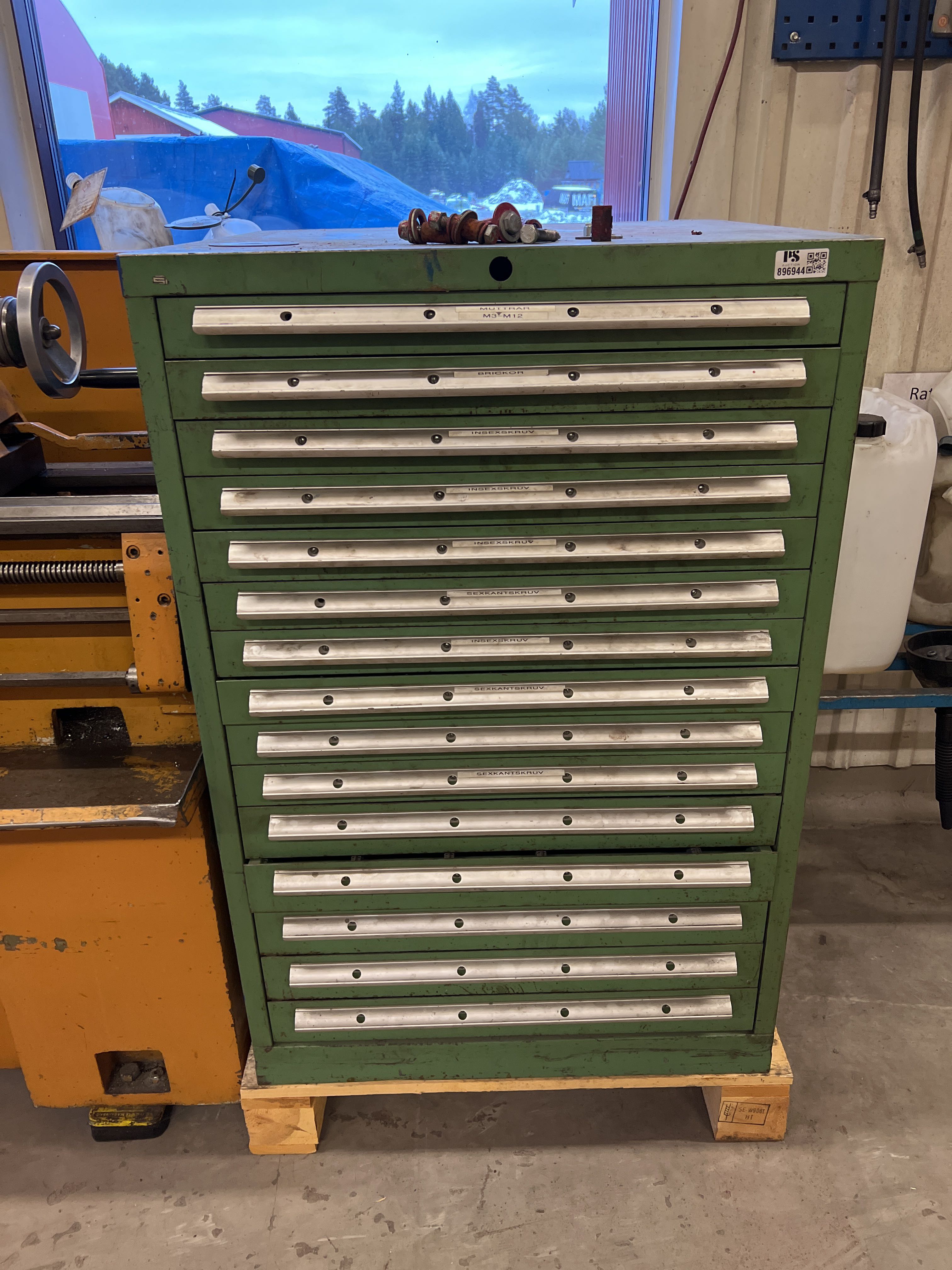 Verkstadsskåp med sorteringsfack - Auktioner online - Nätauktioner ...