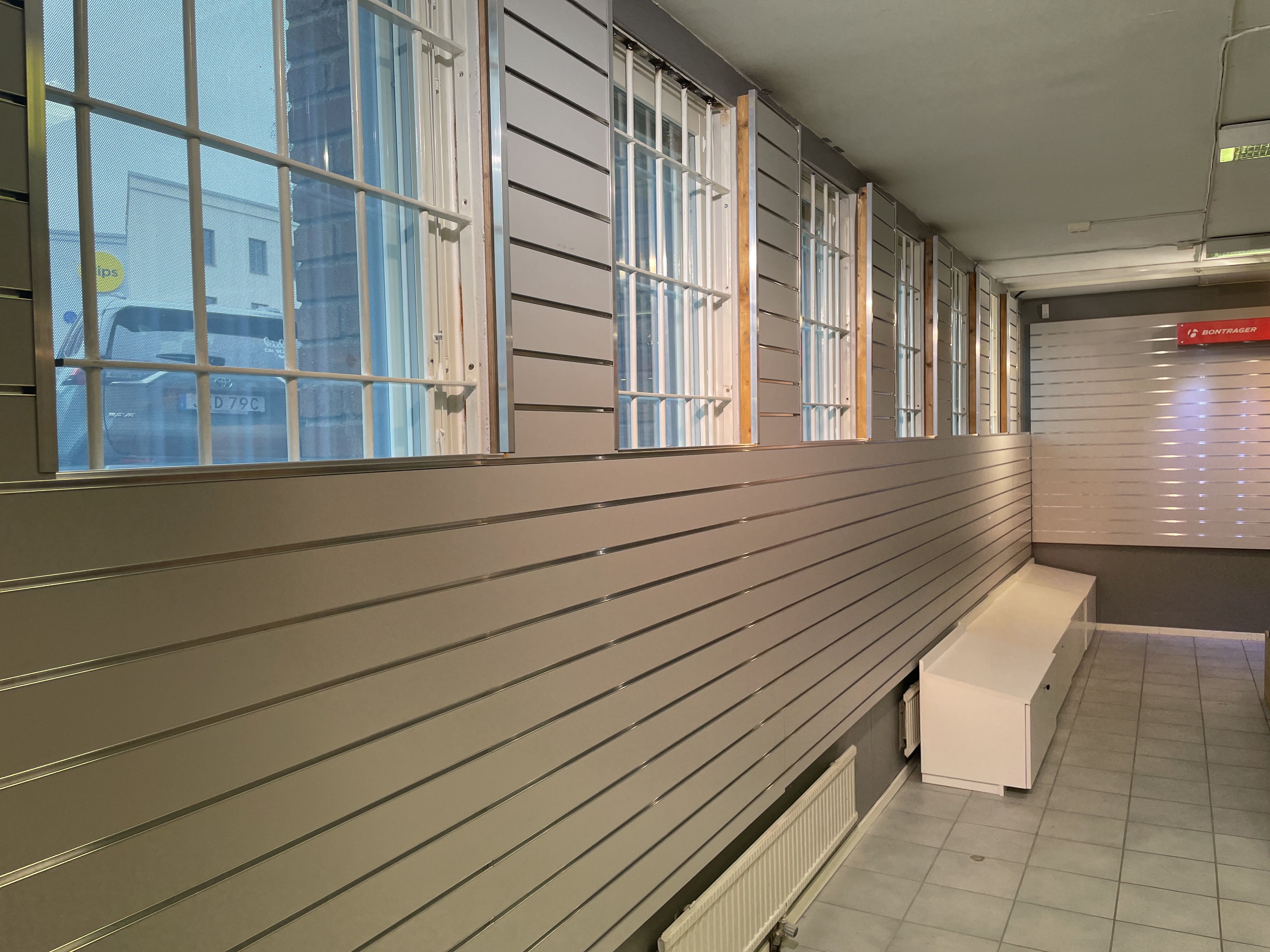 Shop walls slatwall - PS Auction - We value the future - Largest in net ...