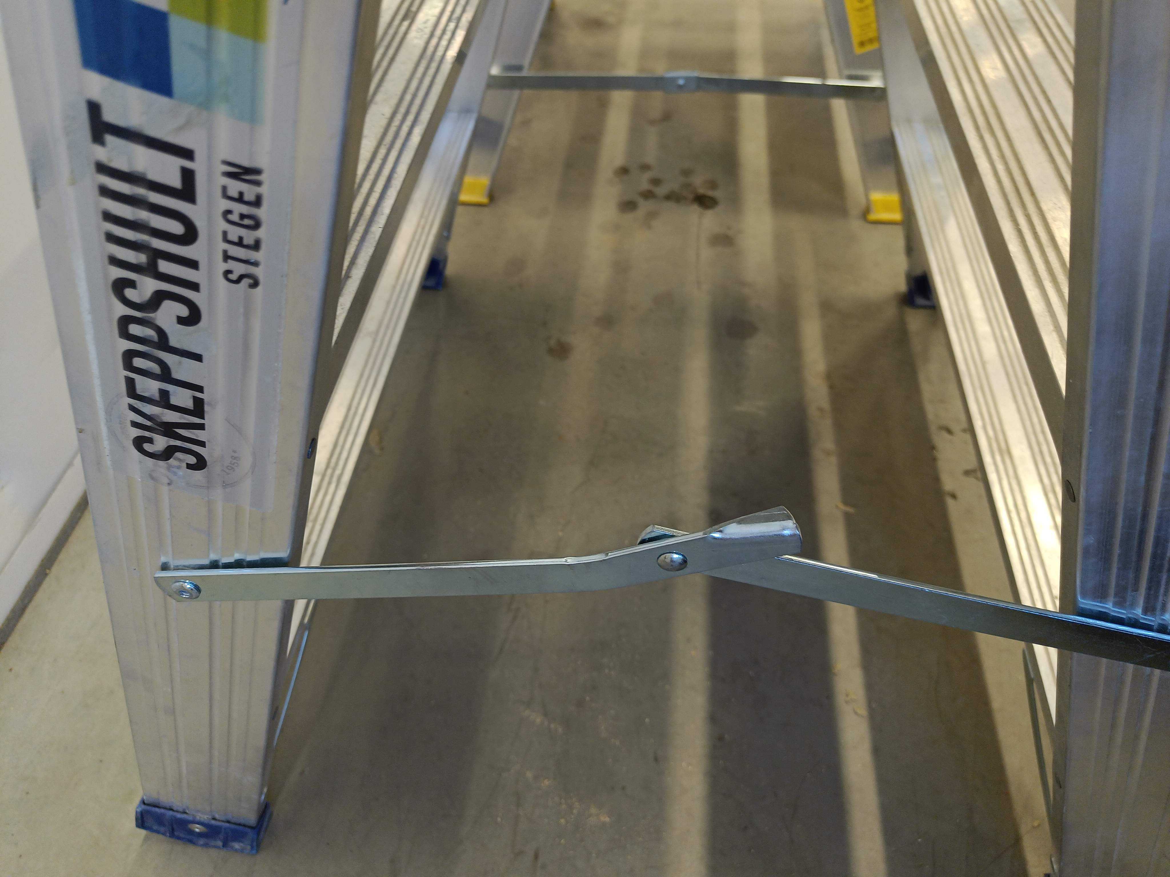 Två stycken fällbara trappstegar - Auktioner online - Nätauktioner ...