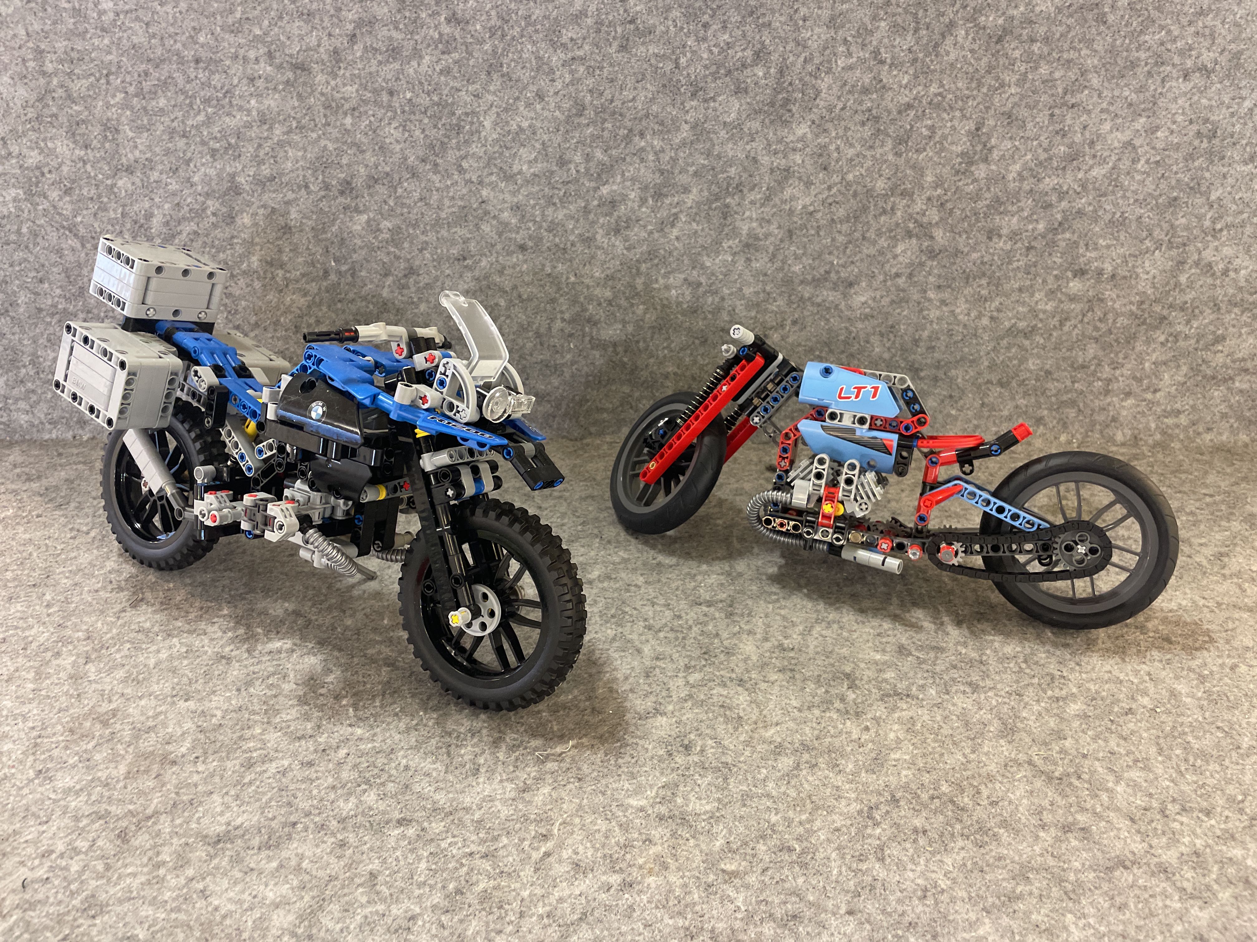 2st lego motorcyklar, längd ca 30cm - Units - Ledande på konkursauktioner