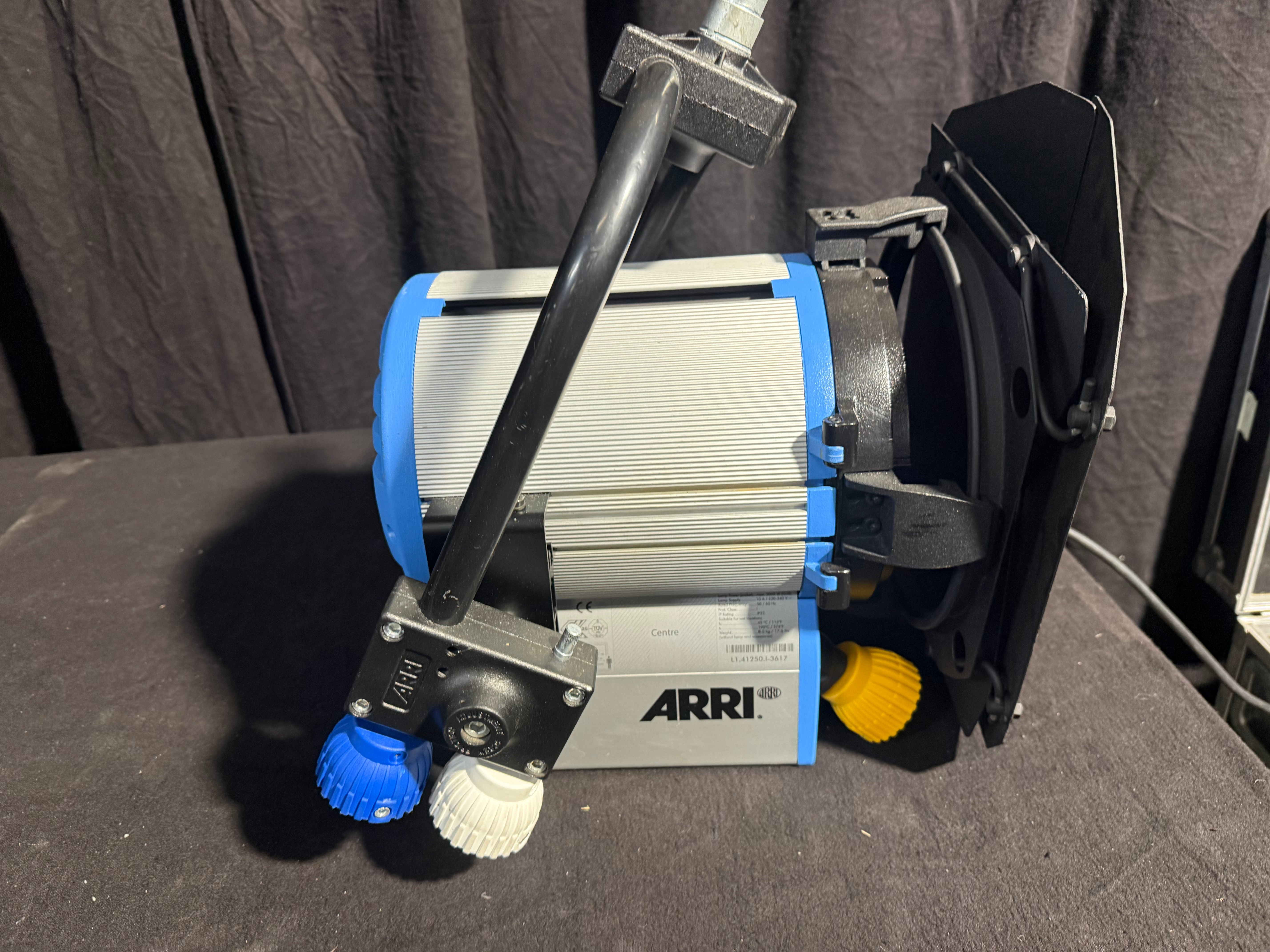 Lighting fixtures 4 pcs - ARRI T2 Pole Operated incl. clamps and case ...