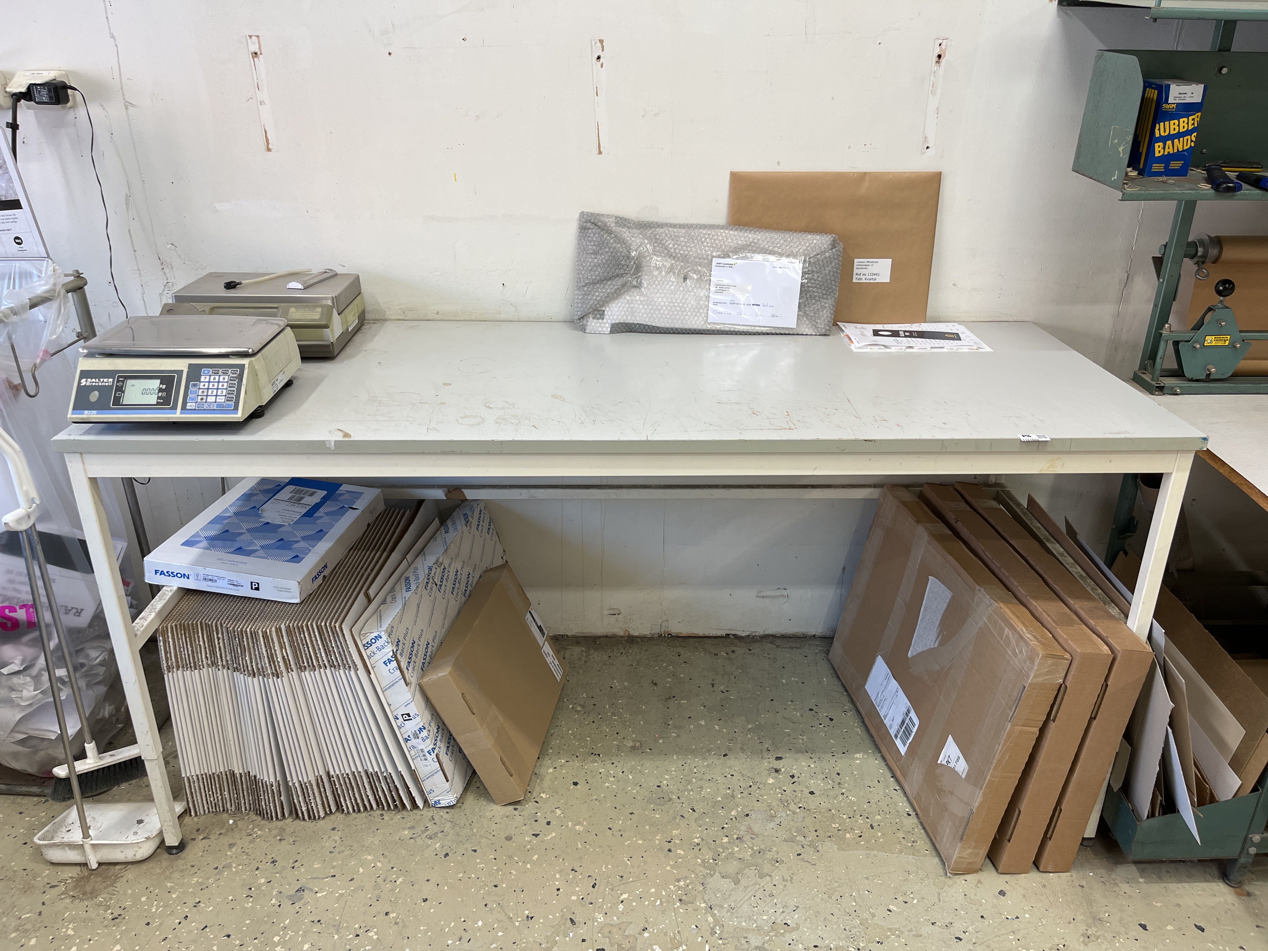 Packing station with digital scales and packing material - PS Auction ...