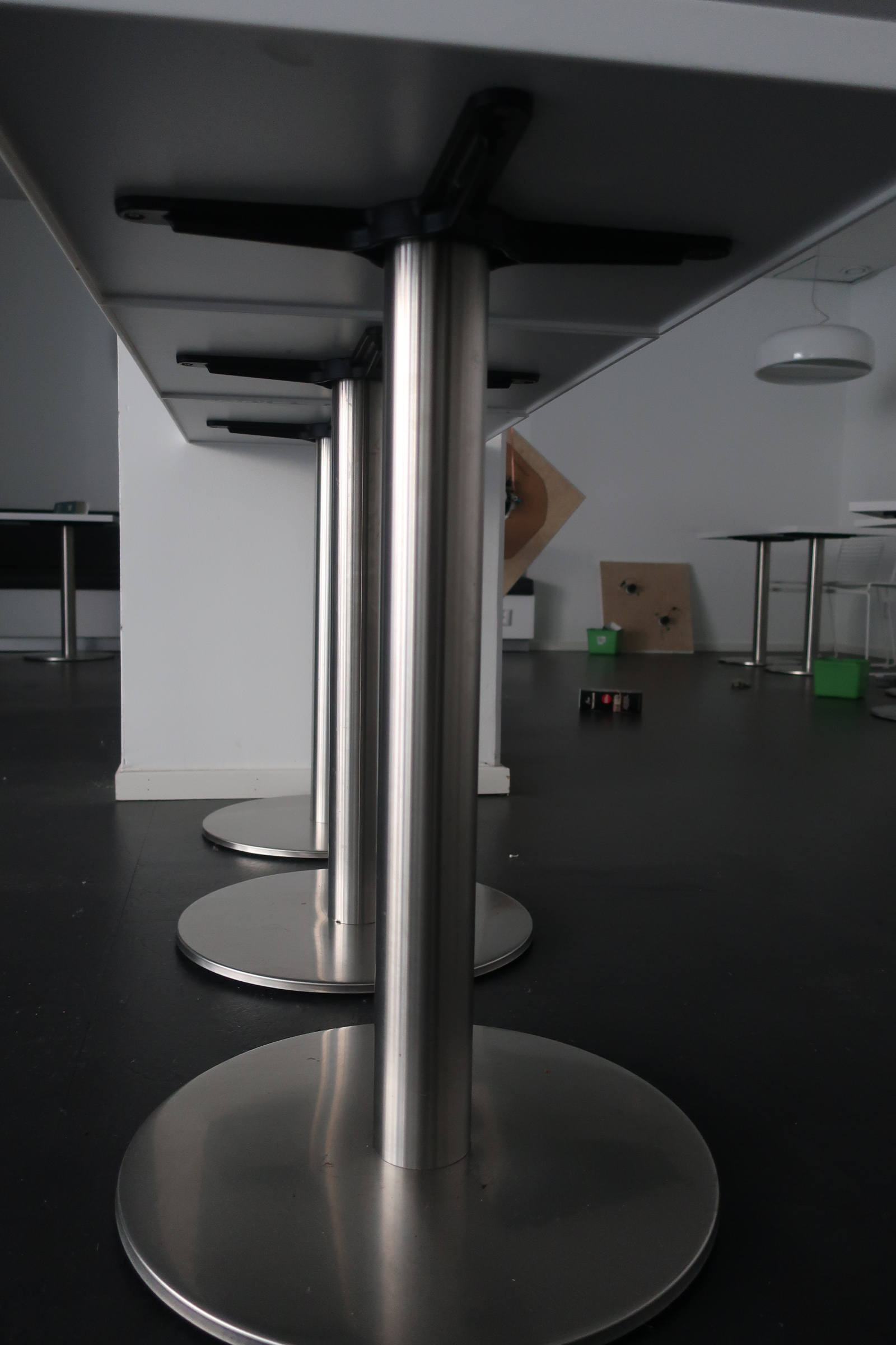 12 restaurant tables, 2 different sizes - PS Auction - We value the ...