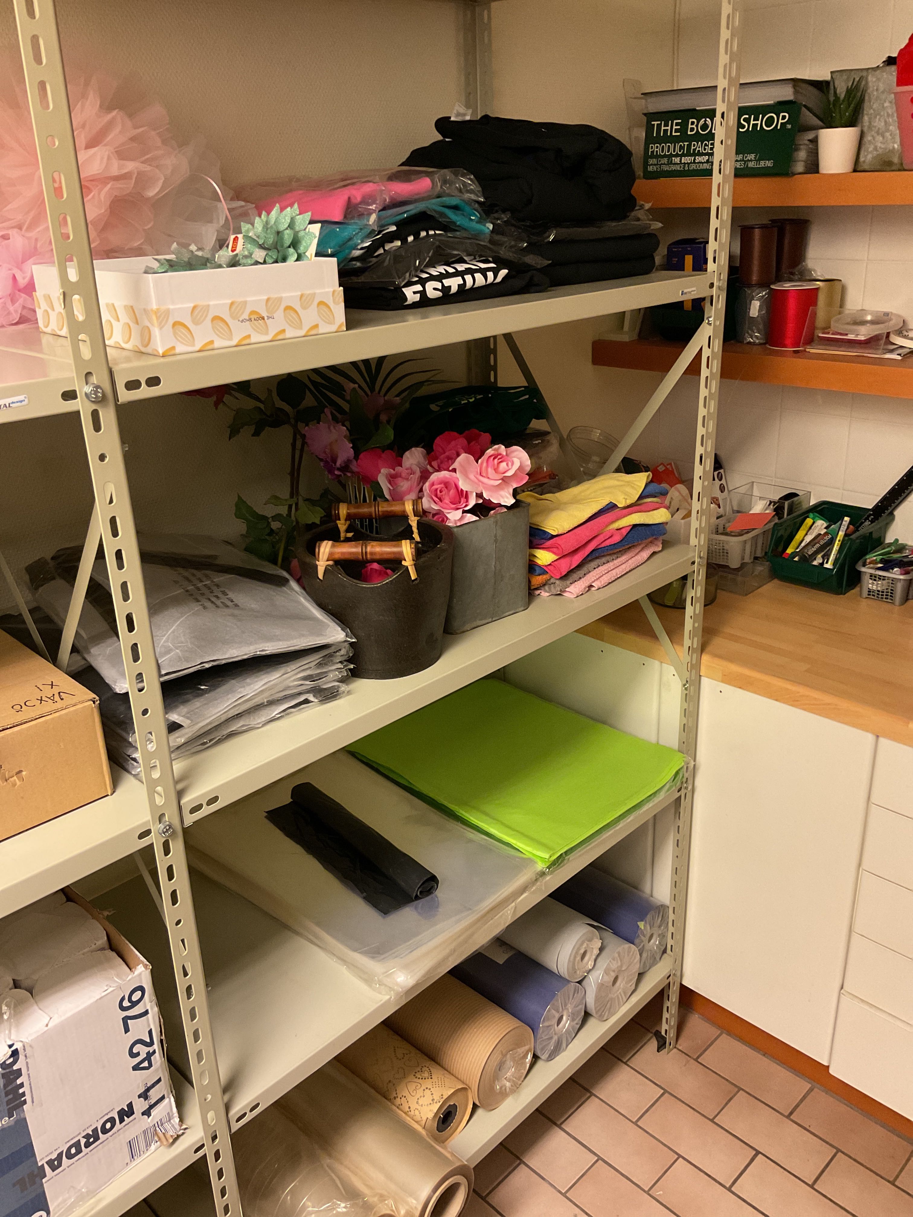 Hela rummet med inventarier - Auktioner online - Nätauktioner ...