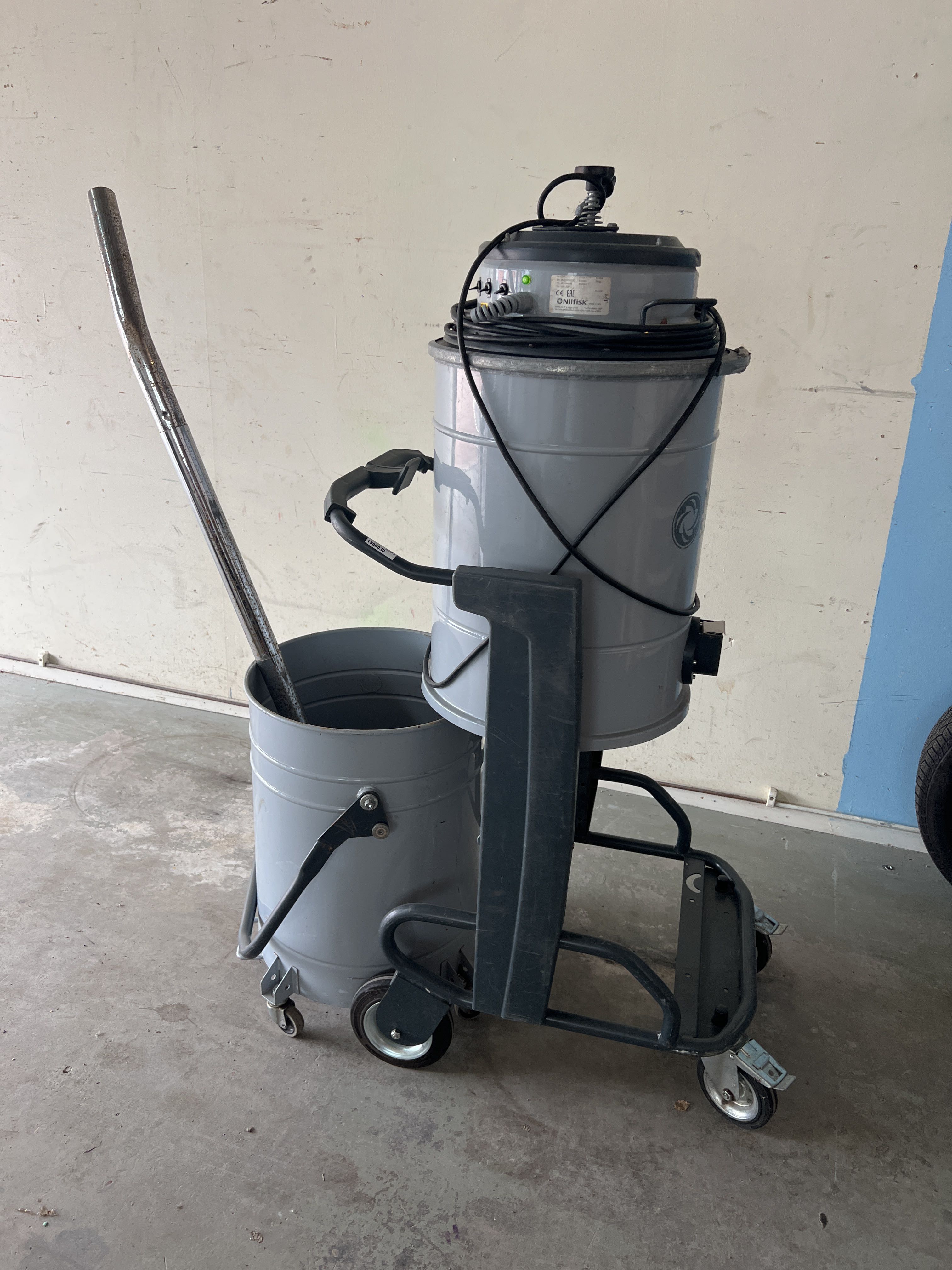 Industrial vacuum cleaner - Nilfisk S3B L100 -2020 - PS Auction - We ...