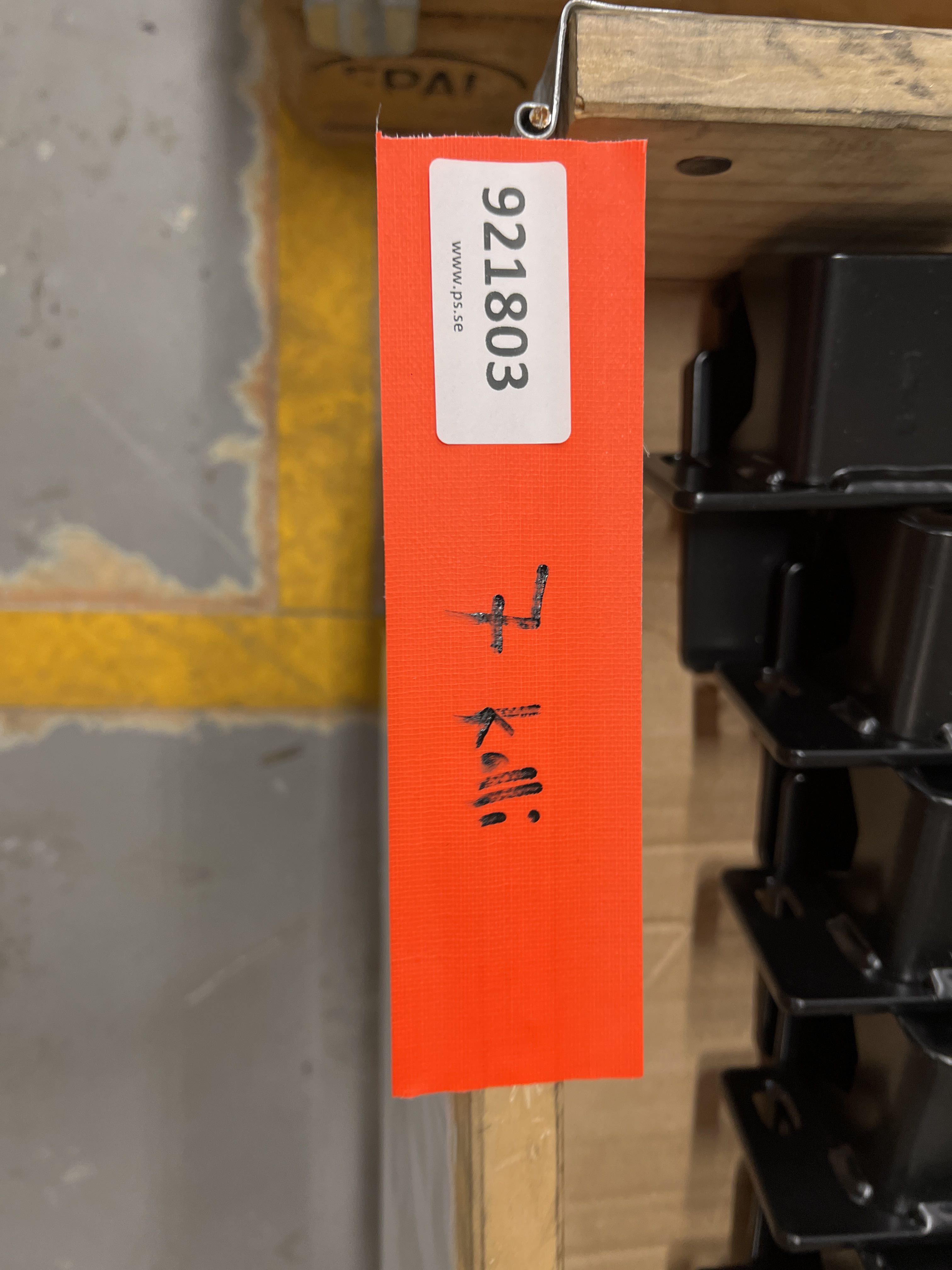 7 pallets with various vehicle details - PS Auction - We value the ...