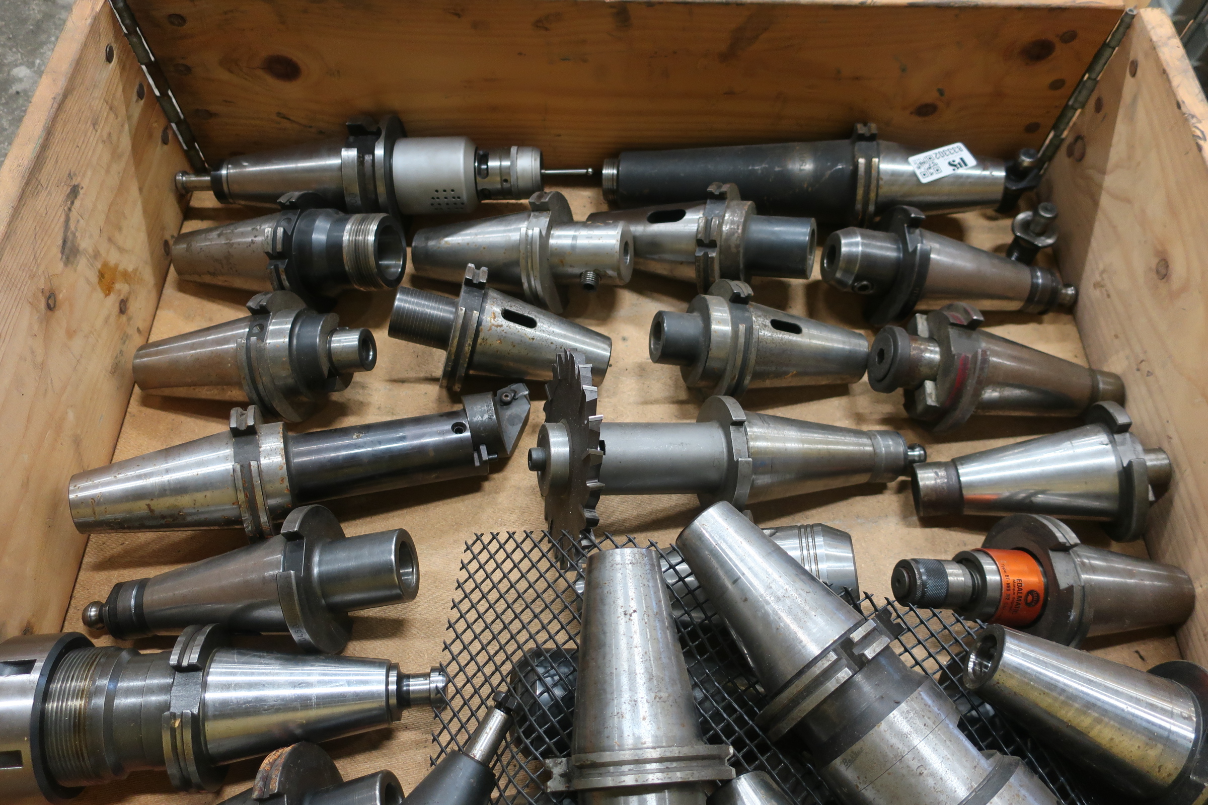 Pall med verktygshållare ISO 50 samt förvaring - Auktioner online ...