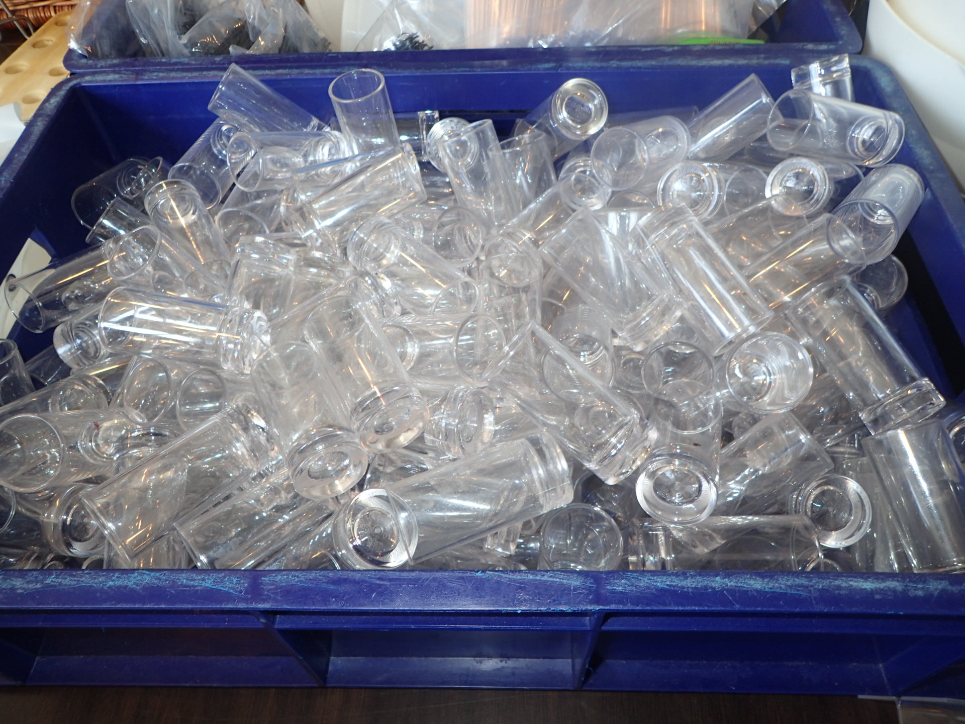 Snapsglas i plast - Auktioner online - Nätauktioner & Konkursauktioner ...