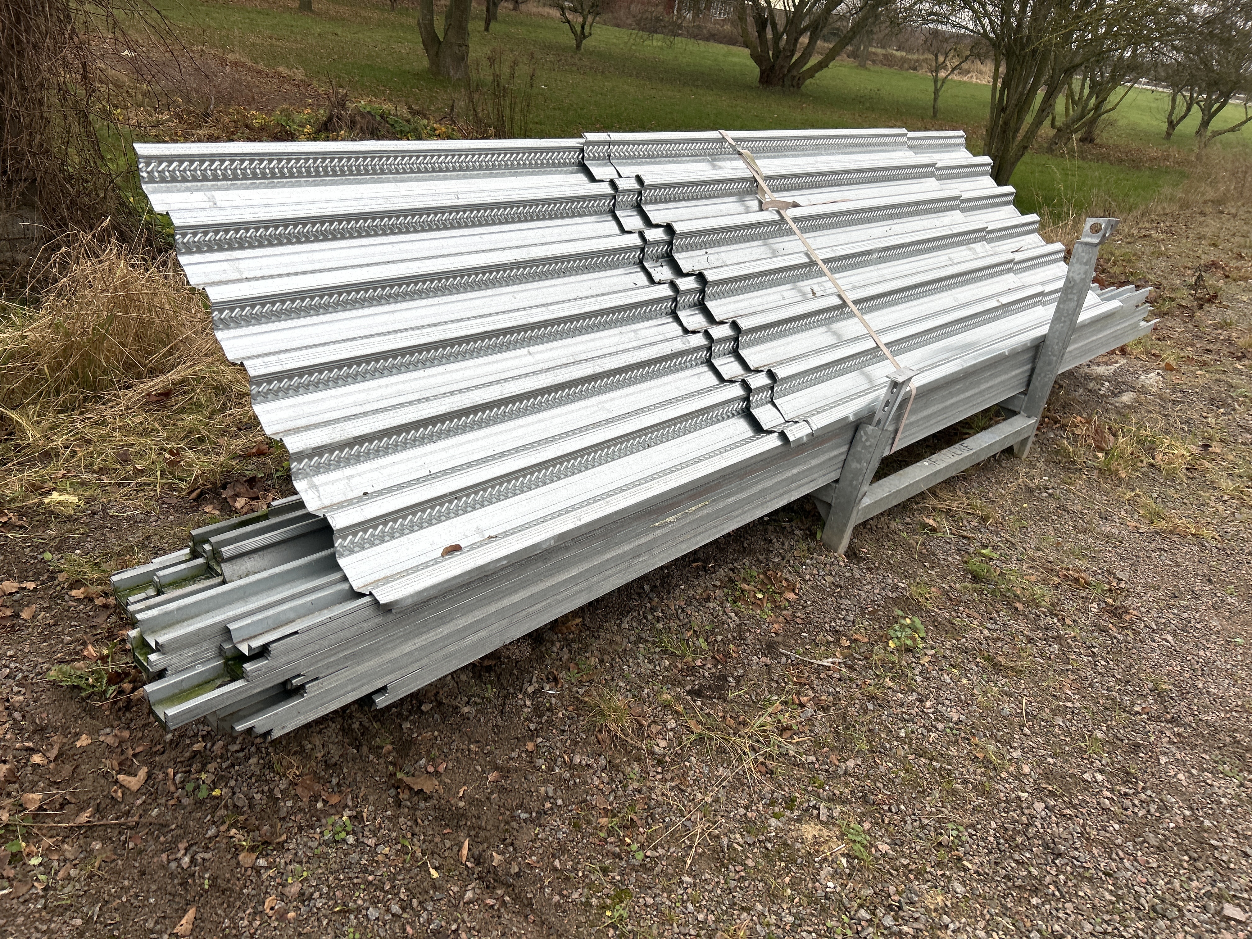 Aluminum profiles, roofing sheets, concrete plinths, fence netting - PS ...