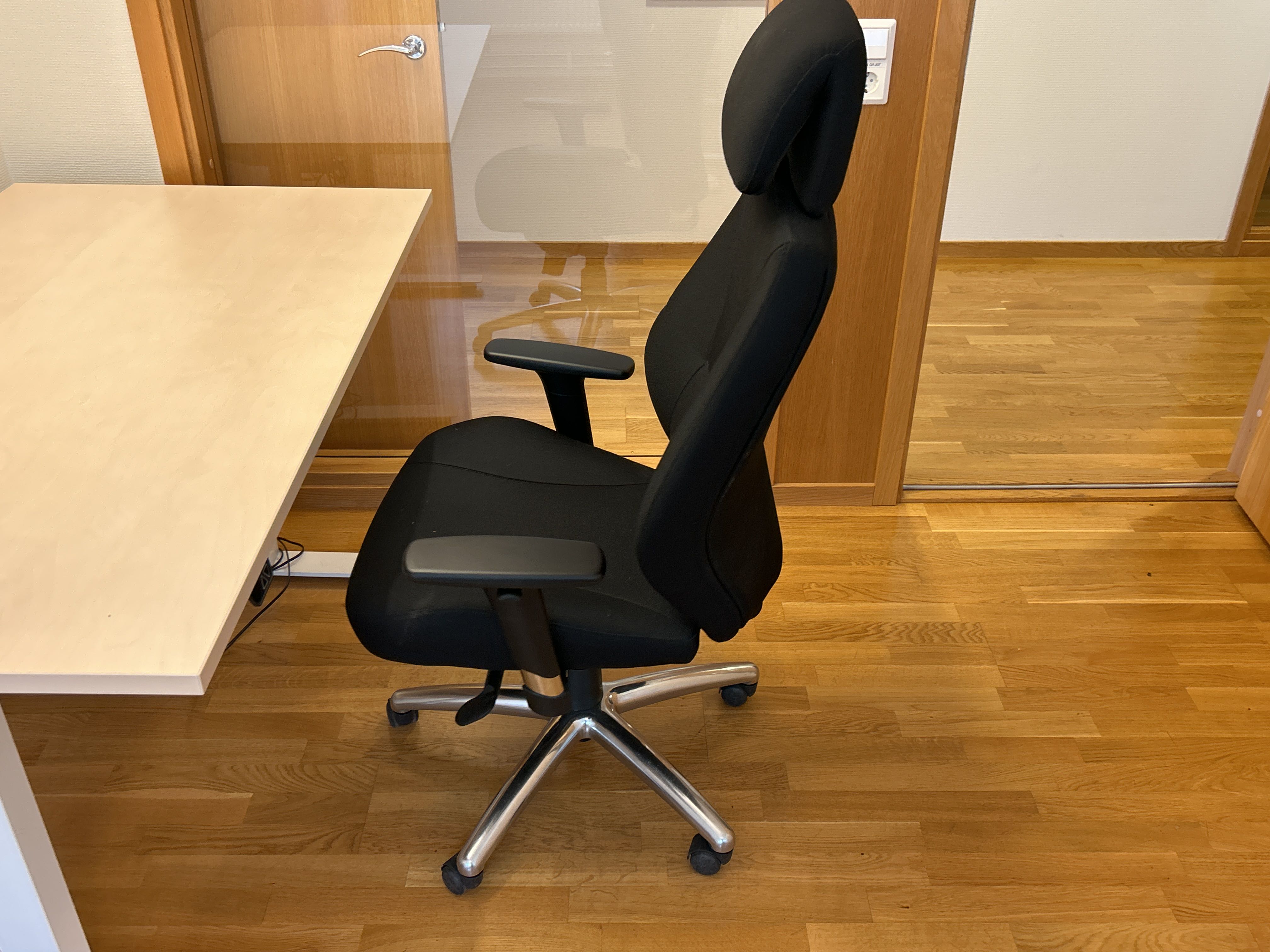 Office furniture - Desk and chair - PS Auction - We value the future ...
