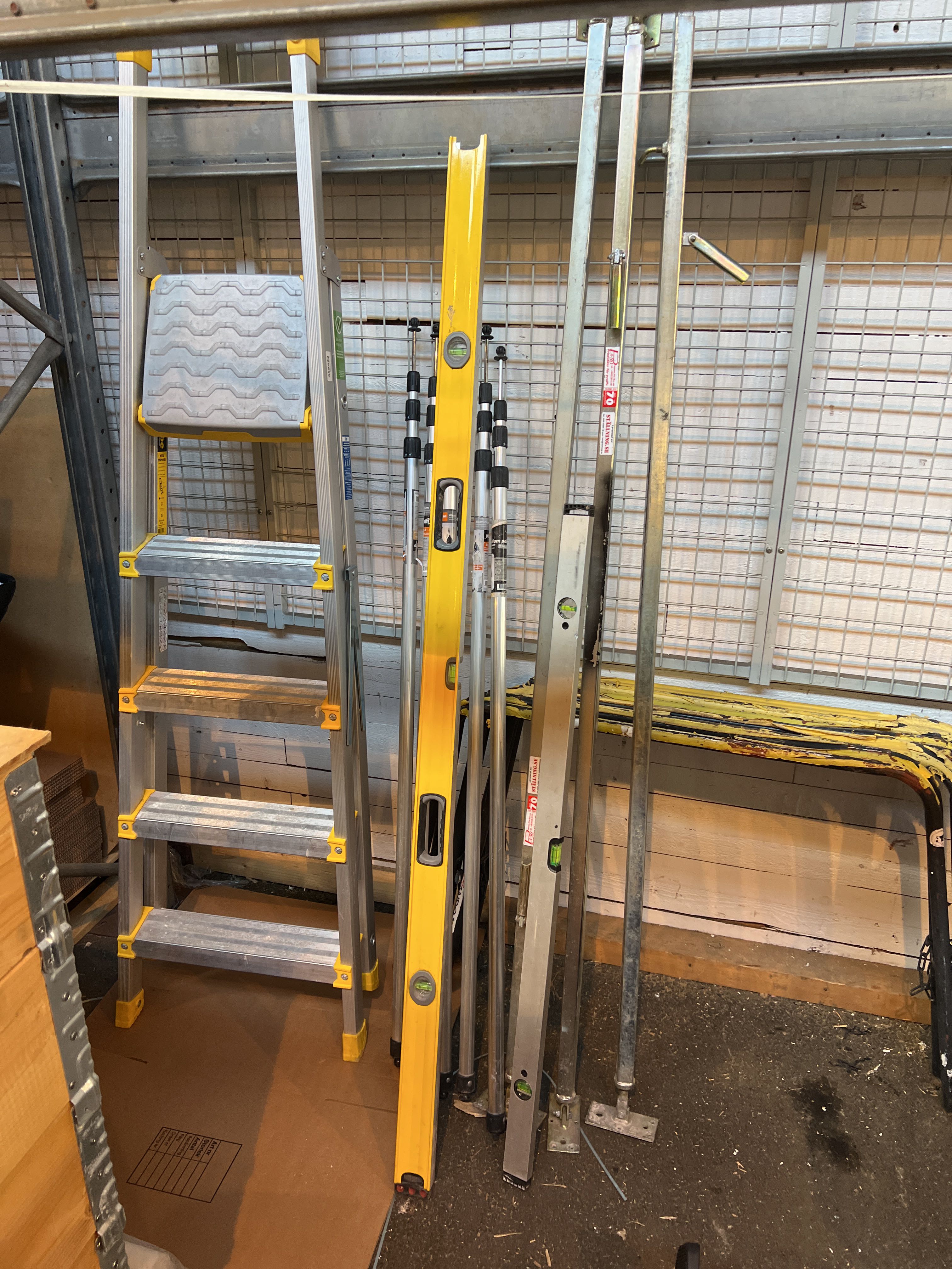 Plaster stand, trestles, ladder and spirit level - PS Auction - We ...